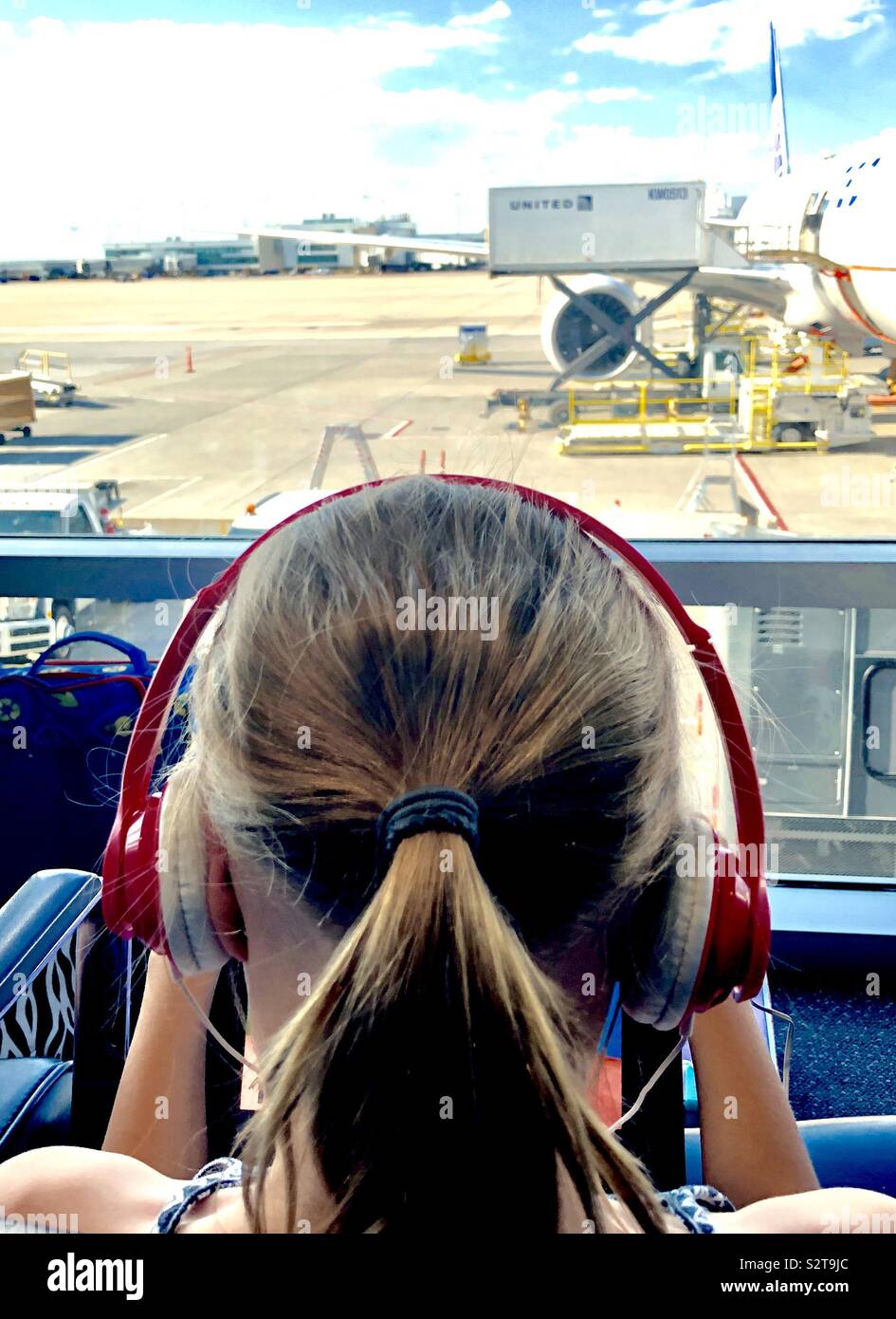 Girl sitting alone airport hi-res stock photography and images - Alamy
