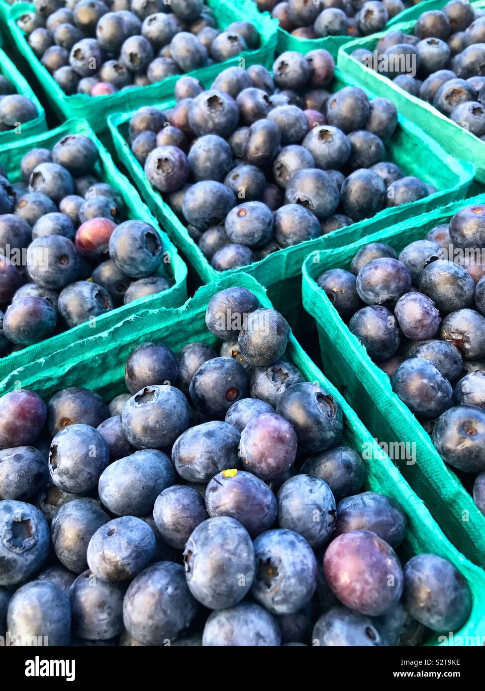 Green cartons hi-res stock photography and images - Alamy