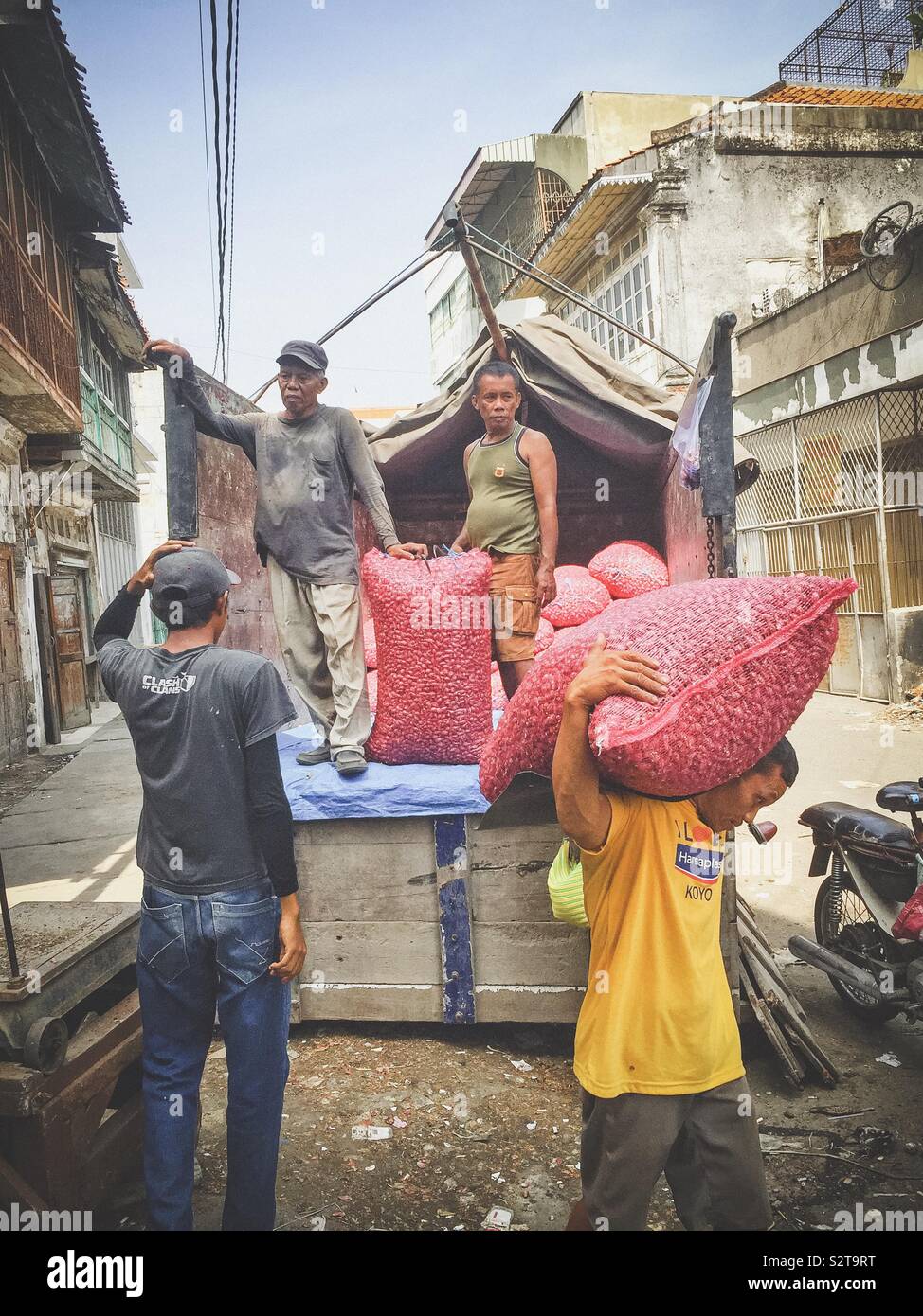 Market worker hi-res stock photography and images - Alamy