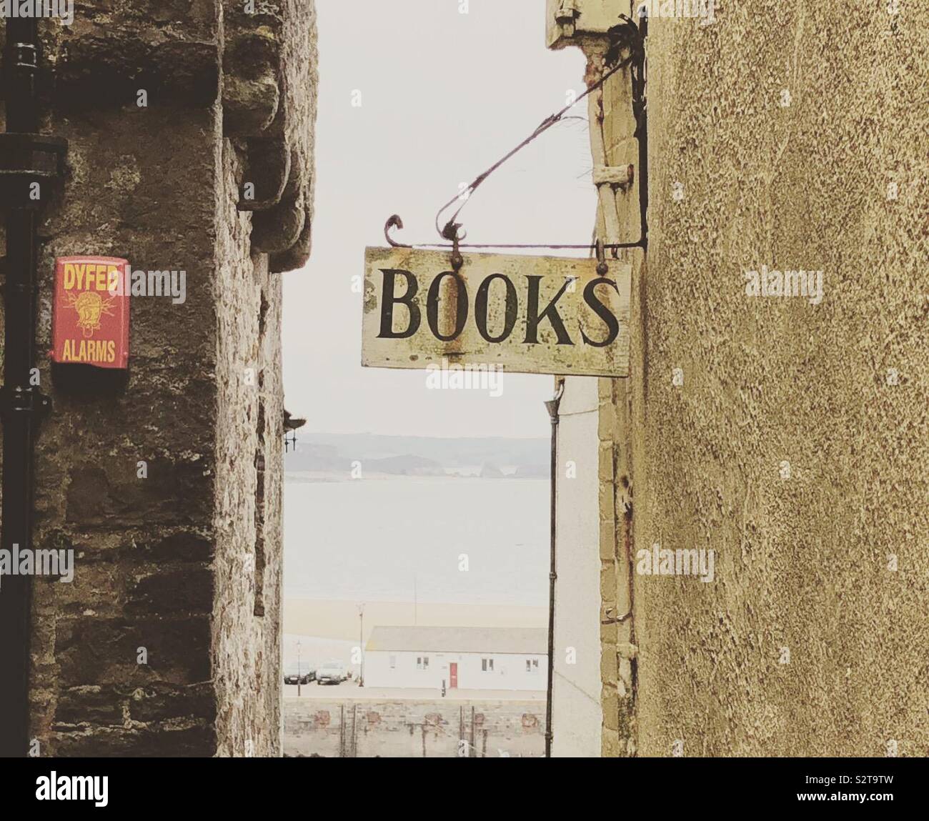 Old book shop sign Stock Photo - Alamy