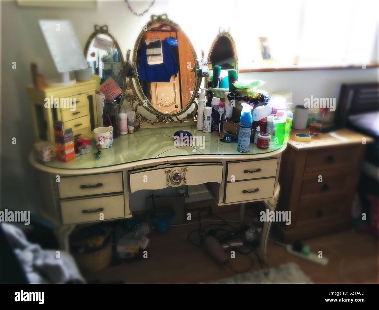 Too much clutter hi-res stock photography and images - Alamy