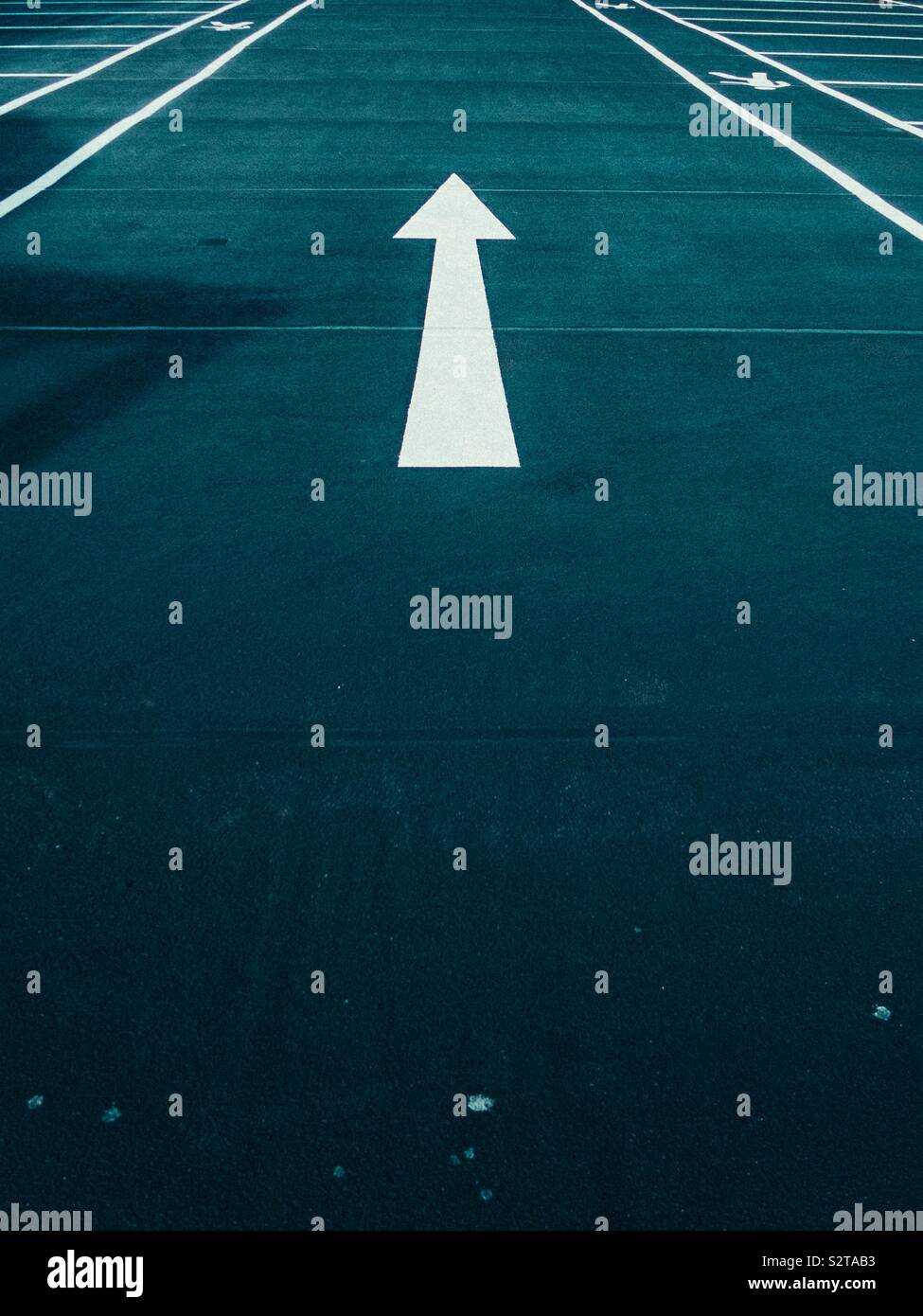 One way arrow hi-res stock photography and images - Alamy