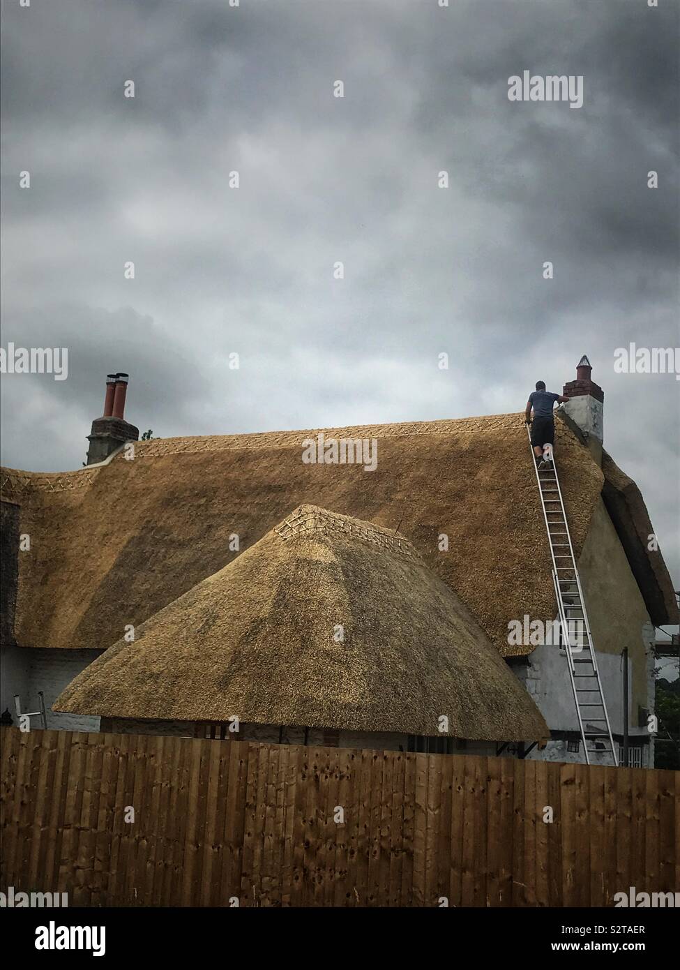 Thatching a cottage hi-res stock photography and images - Alamy