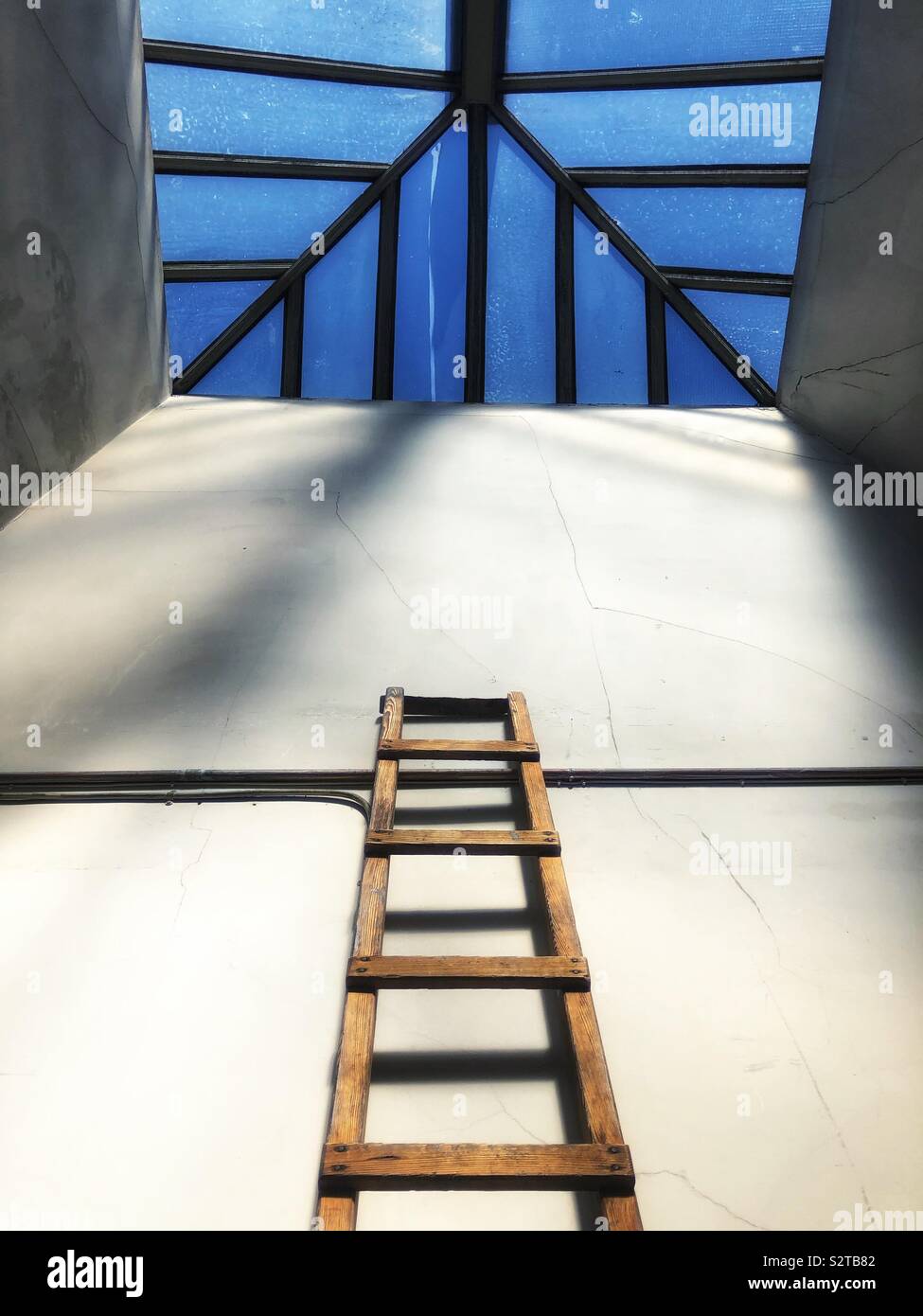 Overhead ladder hi-res stock photography and images - Alamy
