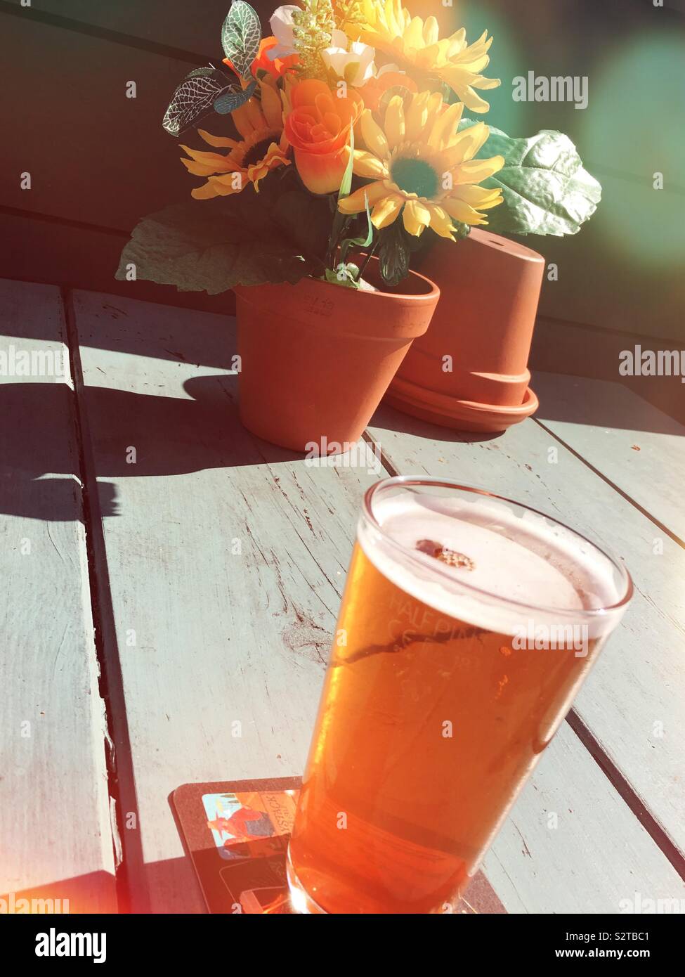Beer garden with flowers hi-res stock photography and images - Alamy