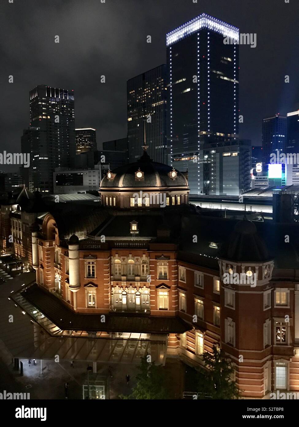 Tokyo trains station hi-res stock photography and images - Alamy