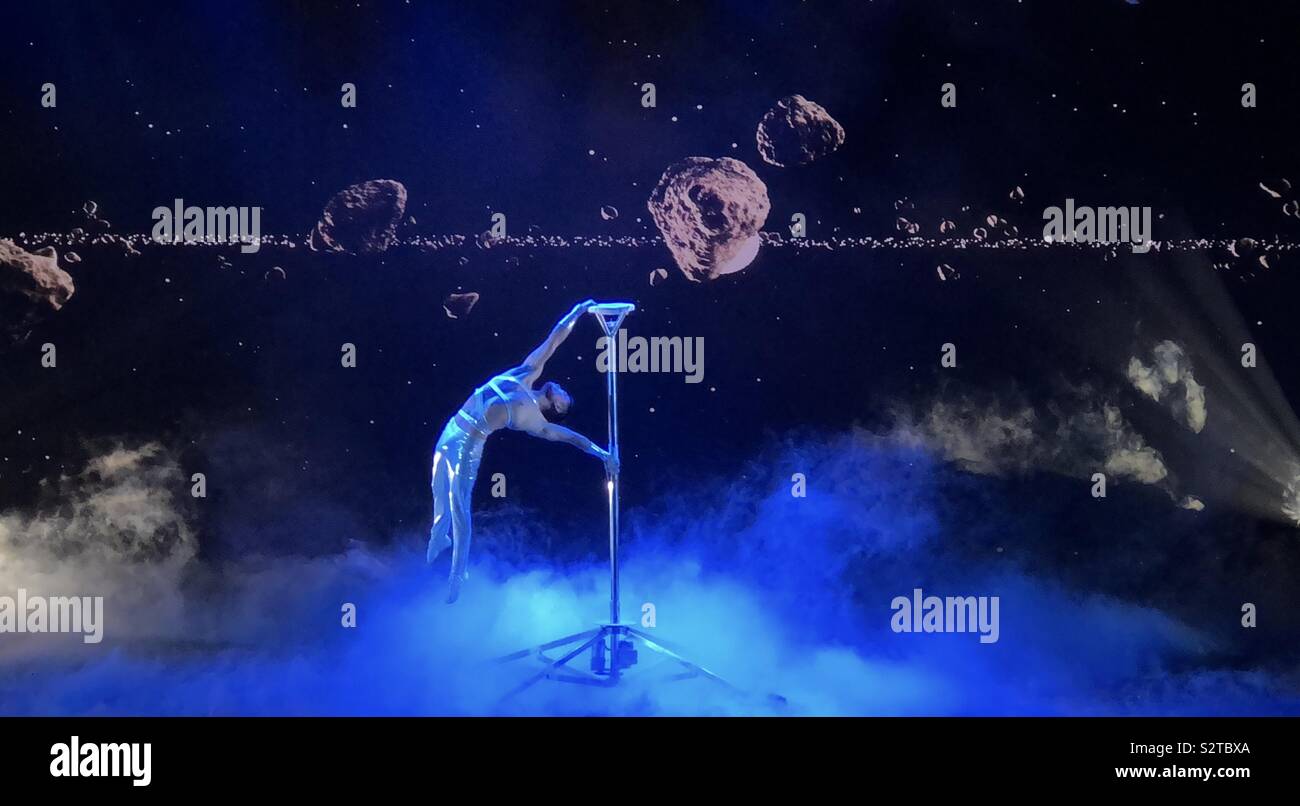 Acrobatic performance hi-res stock photography and images - Alamy