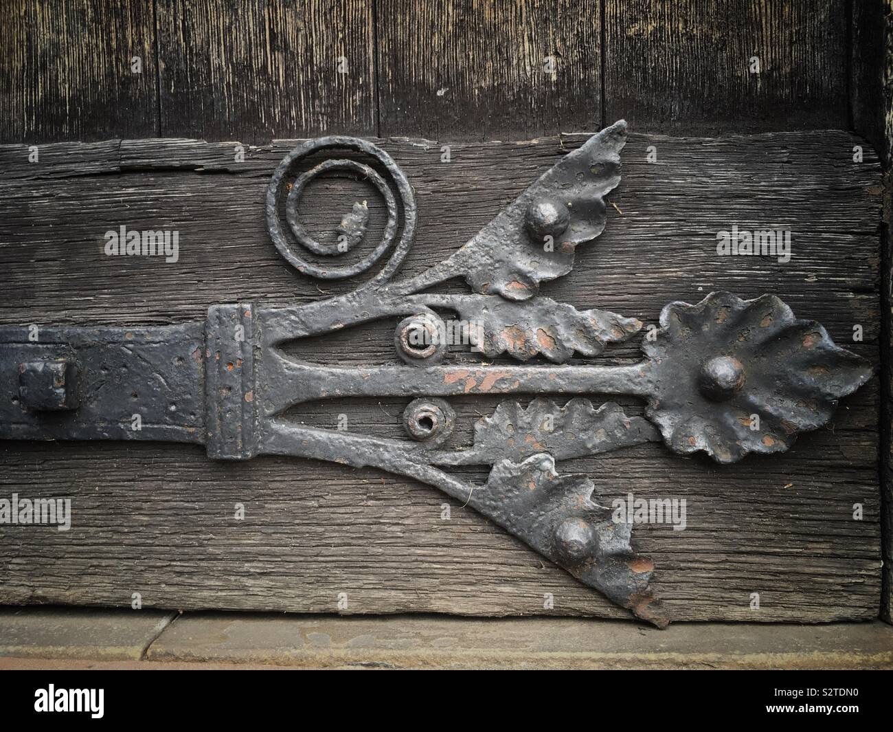 Ornate hinge church door hi-res stock photography and images - Alamy