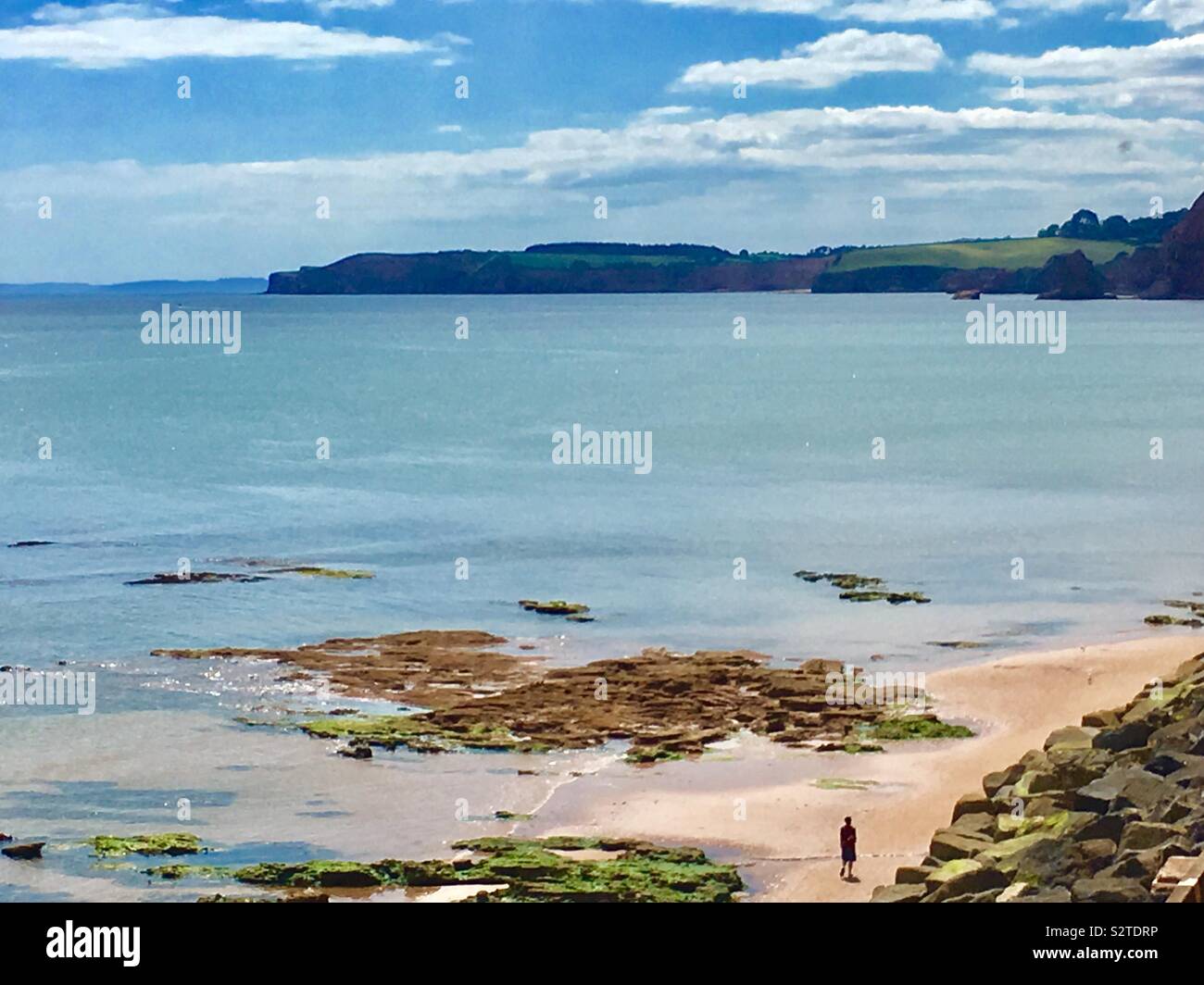 Rocks shore sea sky beach hi-res stock photography and images - Alamy