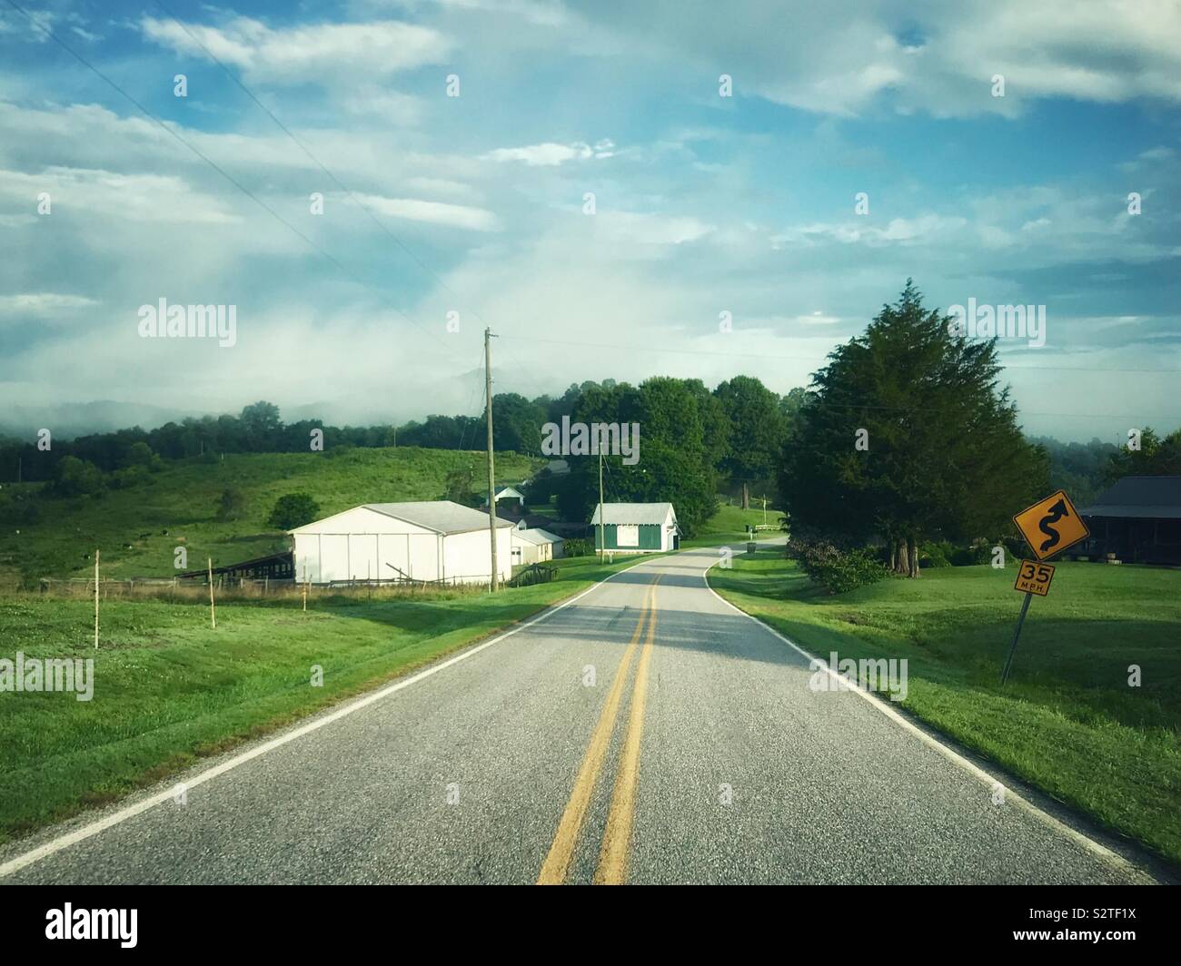 Farm on hill road smartphone stock photos and images - Alamy
