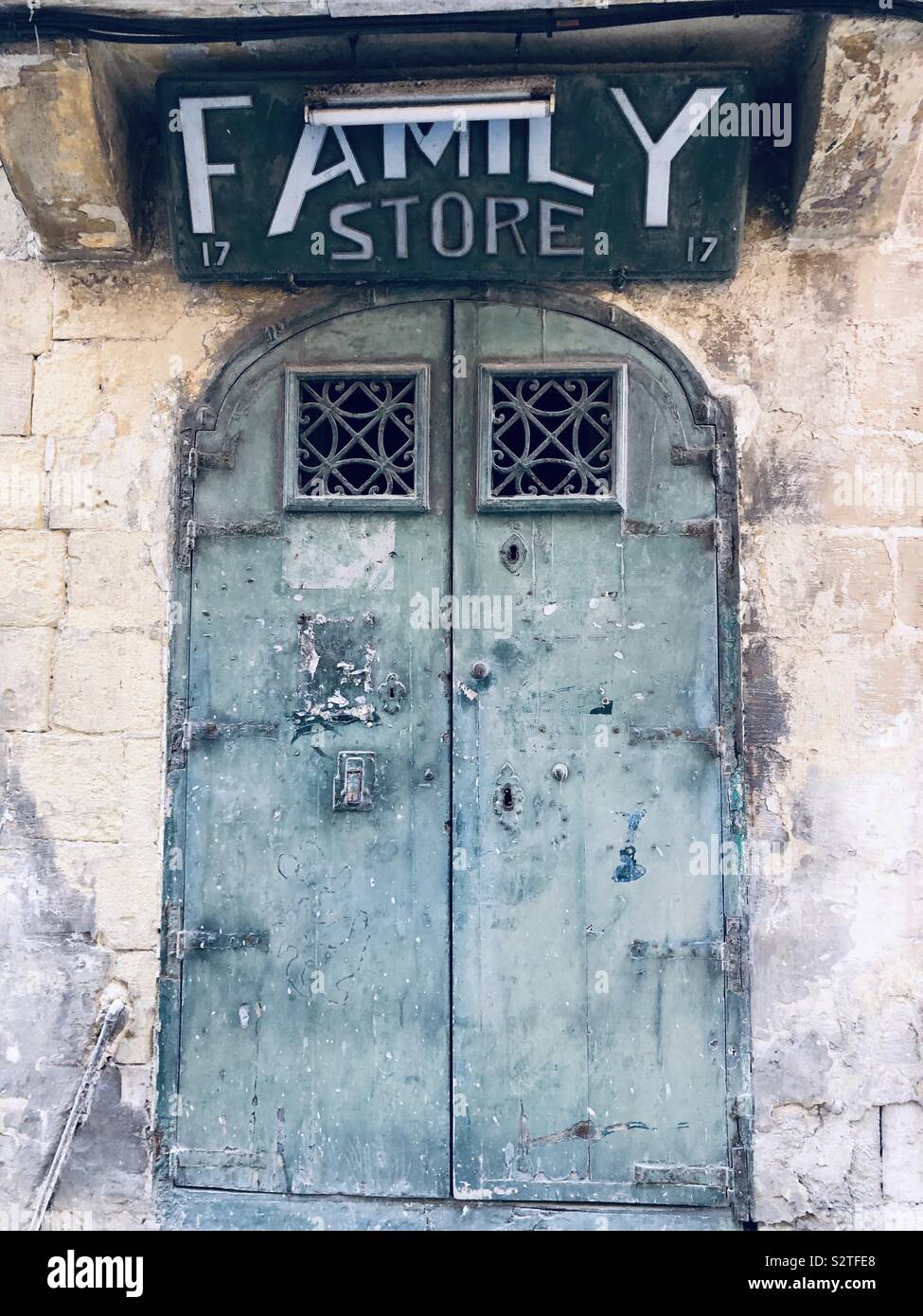 Family store hi-res stock photography and images - Alamy