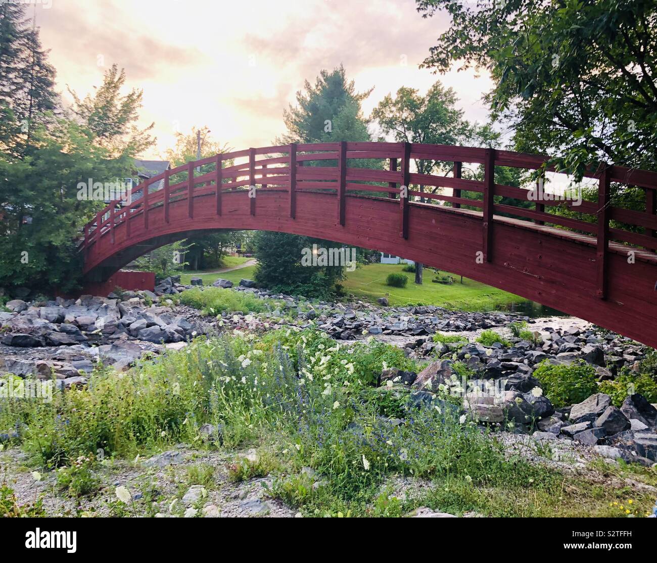 Red and yellow bridge hi-res stock photography and images - Alamy