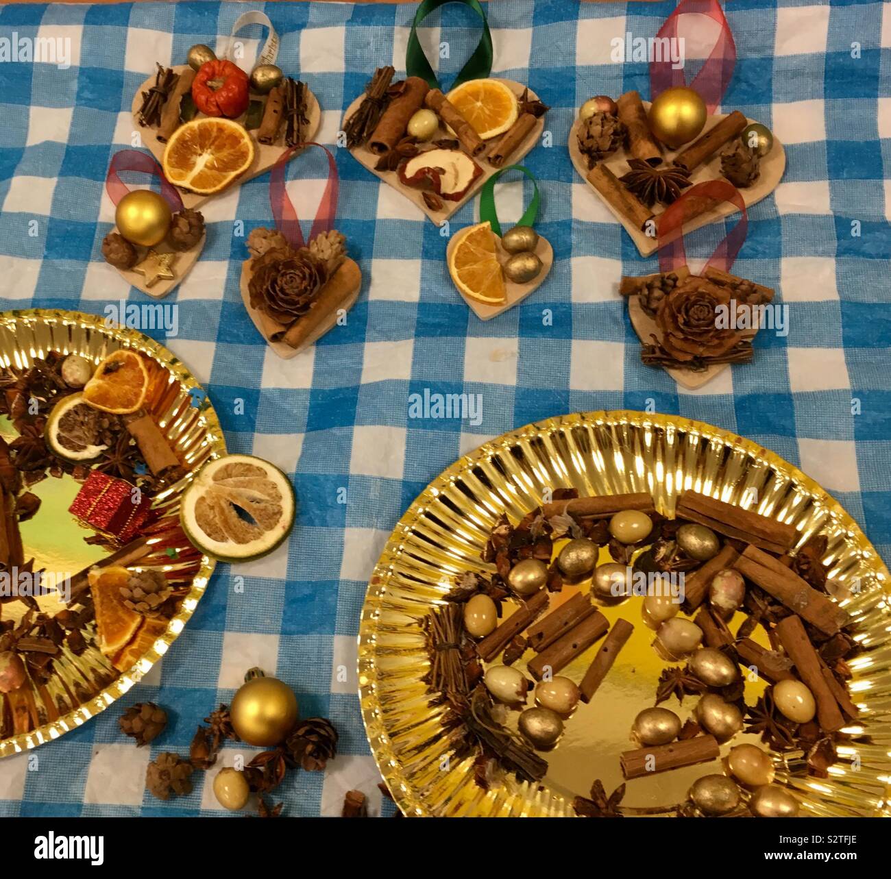 Making Christmas tree decorations out of natural resources - recycling ...