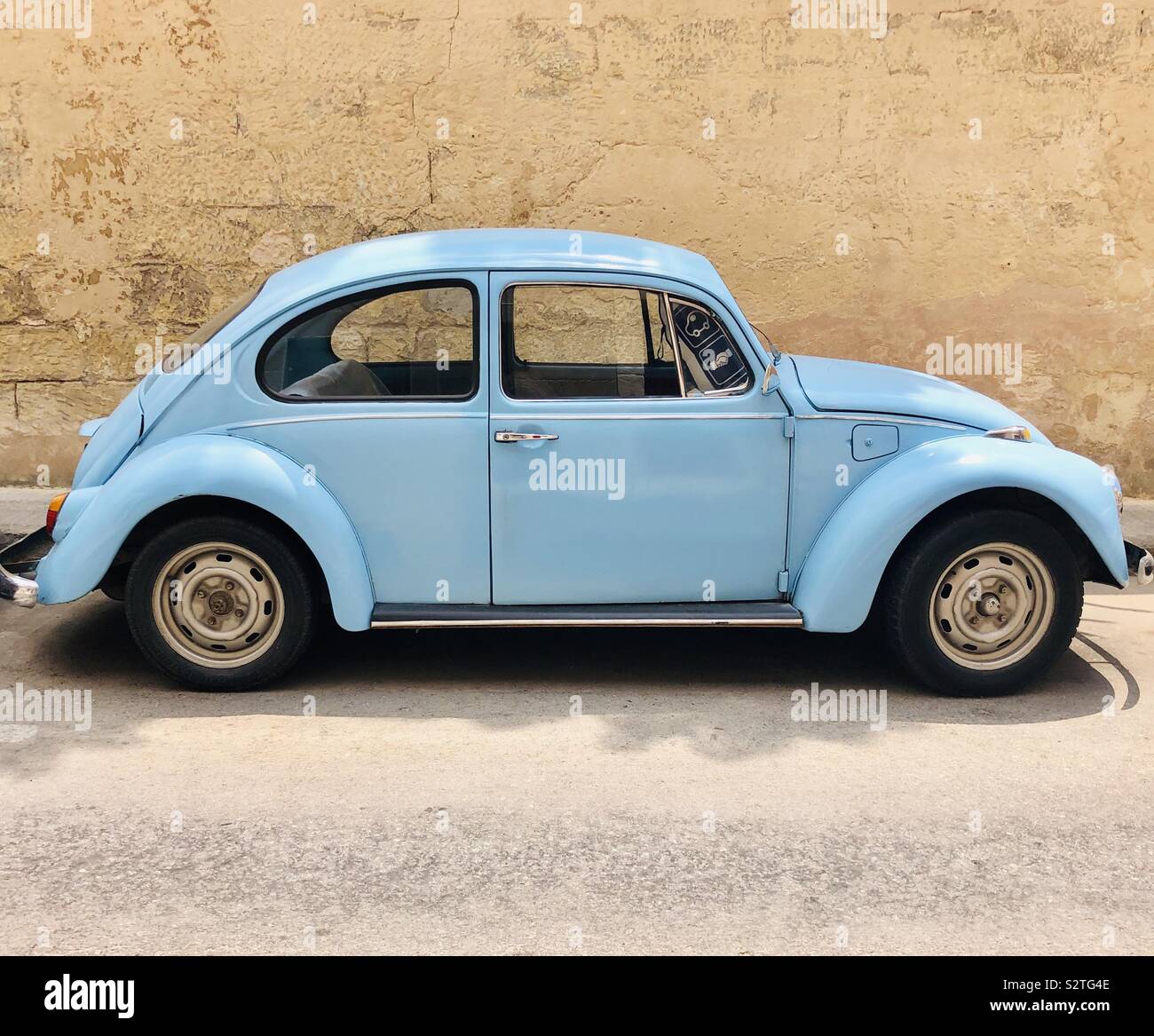 Old blue vw beetle hi-res stock photography and images - Alamy