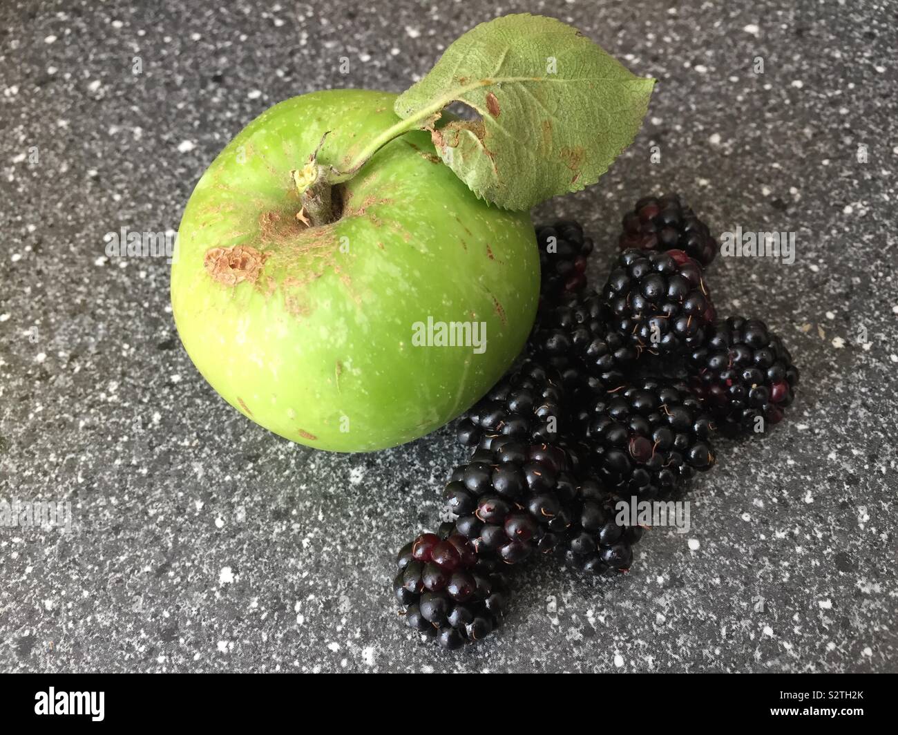 Apple and blackberry home grown Stock Photo - Alamy