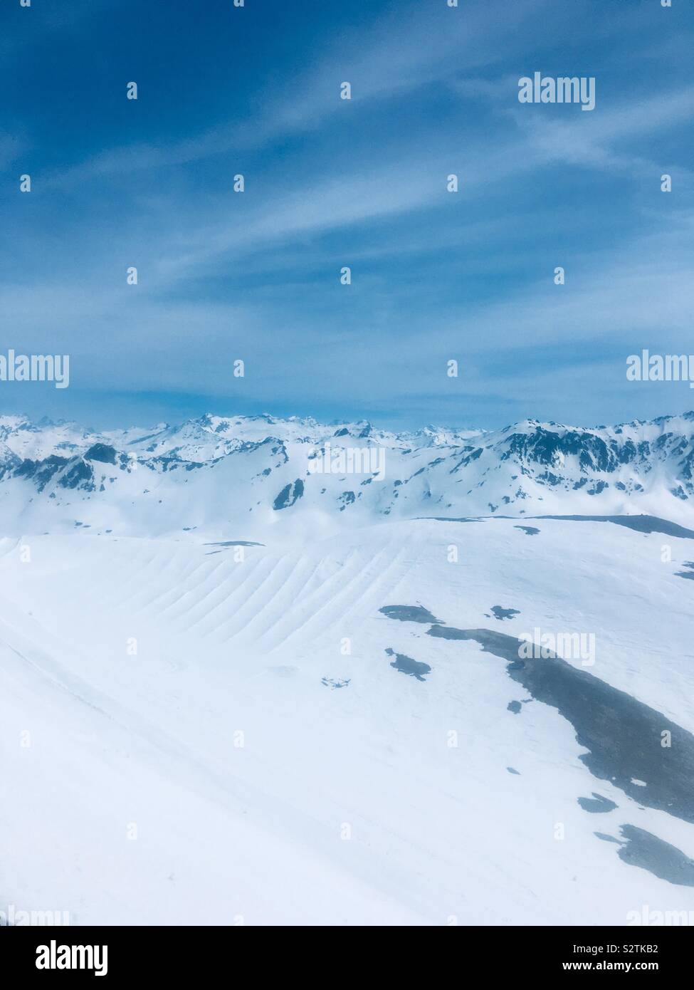 Blue sky snowscape hi-res stock photography and images - Alamy