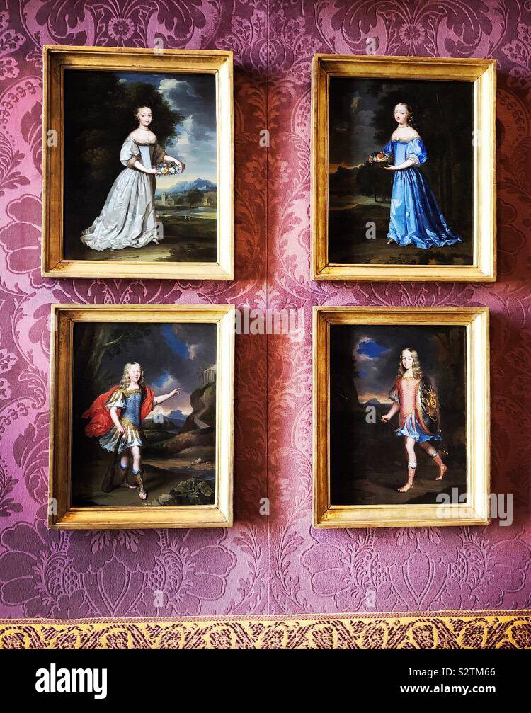 Paris france wall paintings hi-res stock photography and images - Alamy