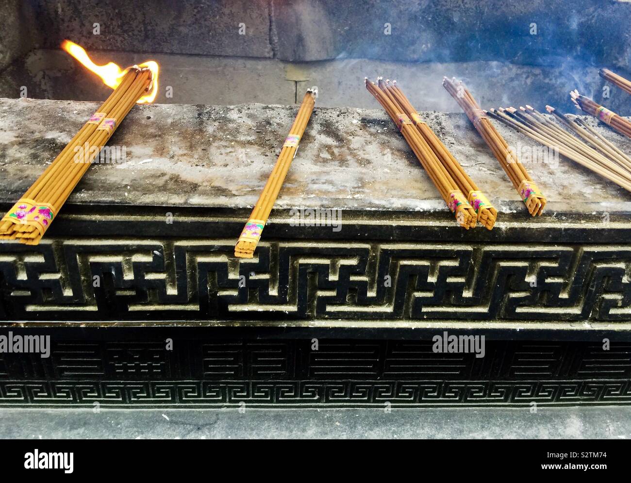 Incense buddhist temple hi-res stock photography and images - Alamy