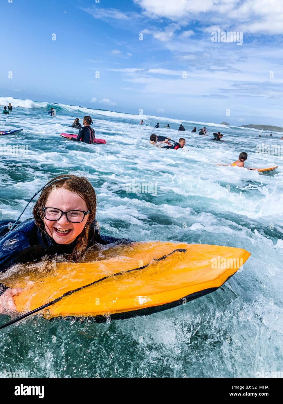 Girl surfing cornwall hi-res stock photography and images - Alamy
