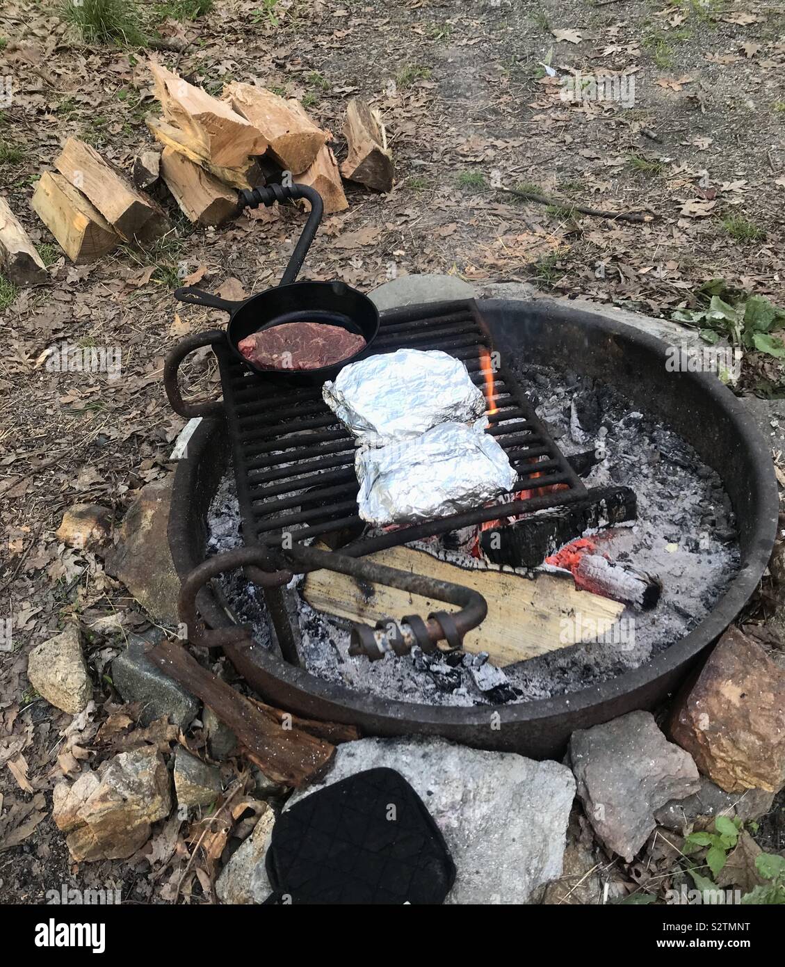 Camping dinner hi-res stock photography and images - Alamy