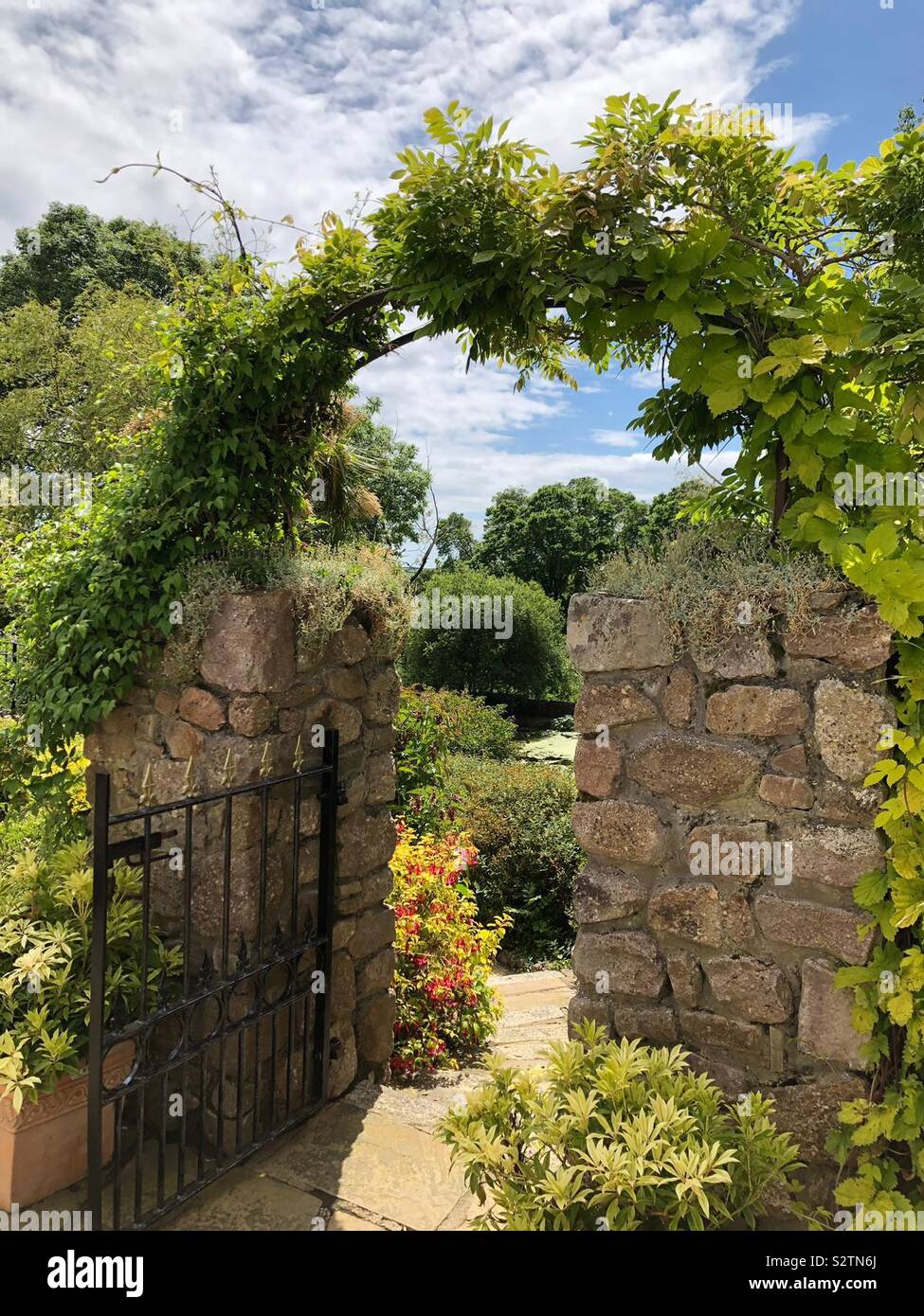 Gate wedding hi-res stock photography and images - Alamy