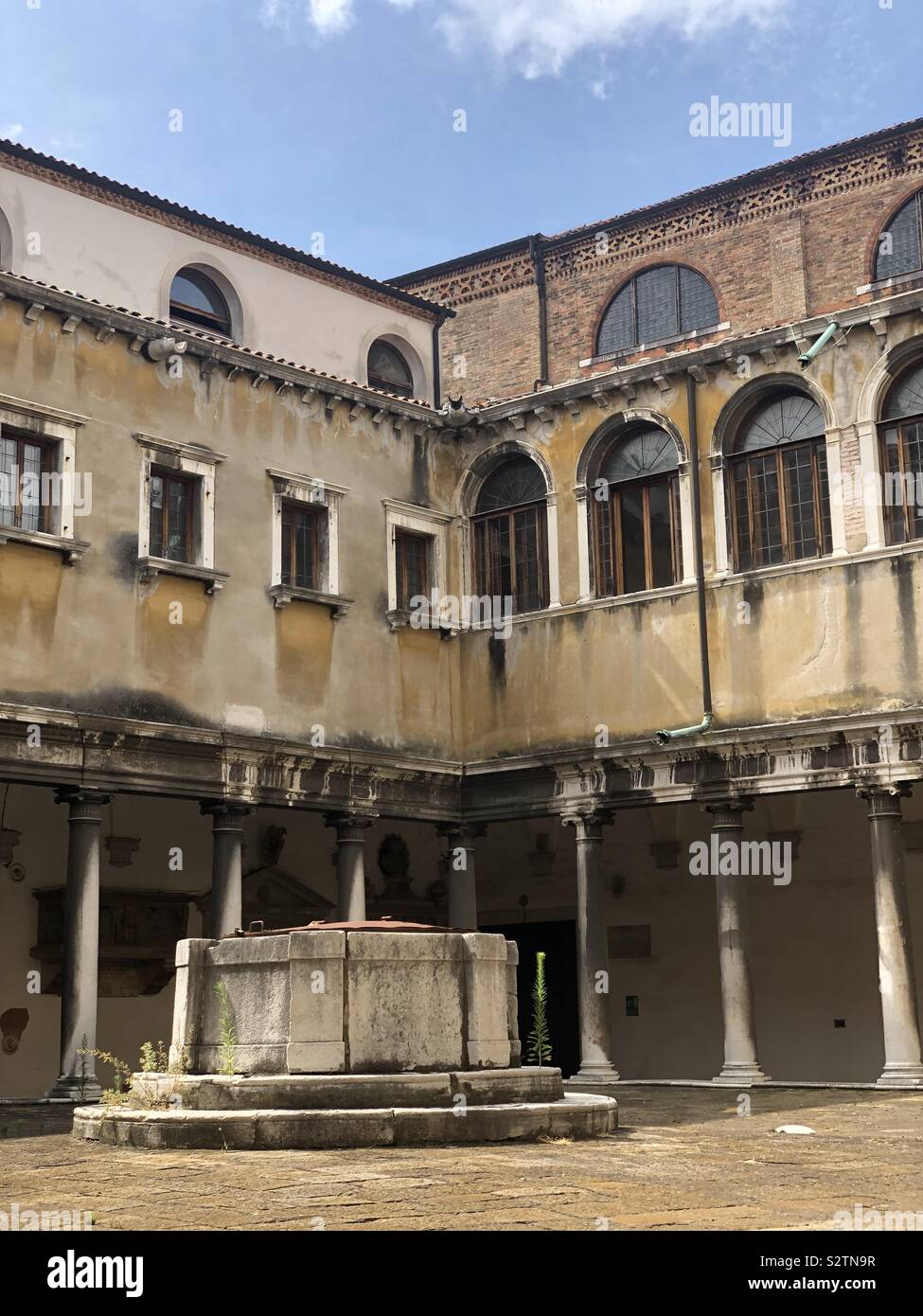 Well architecture hi-res stock photography and images - Alamy