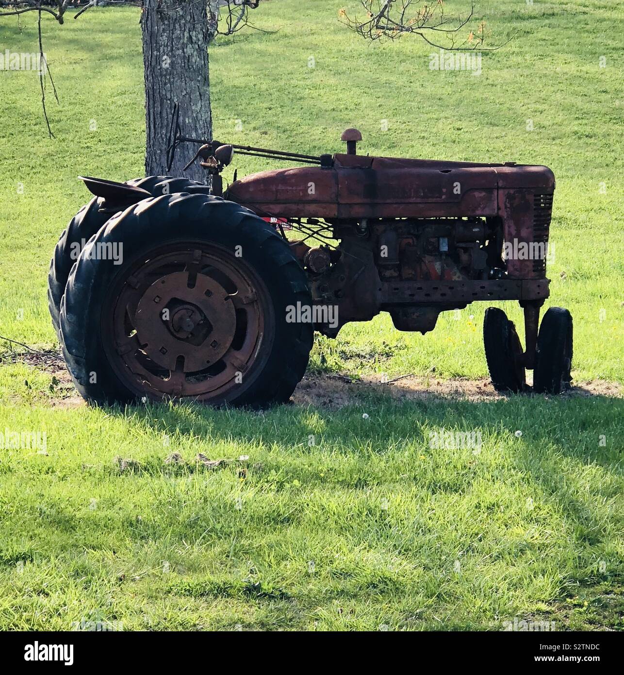 Rusty Old Tractor High Resolution Stock Photography and Images - Alamy