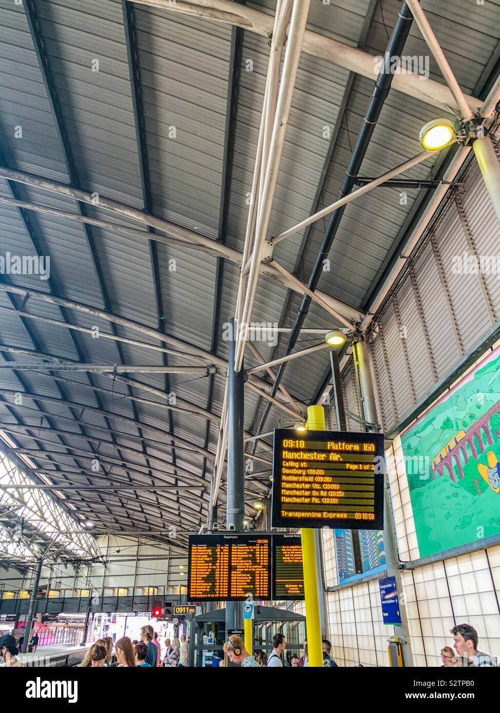 Leeds train station hi-res stock photography and images - Alamy