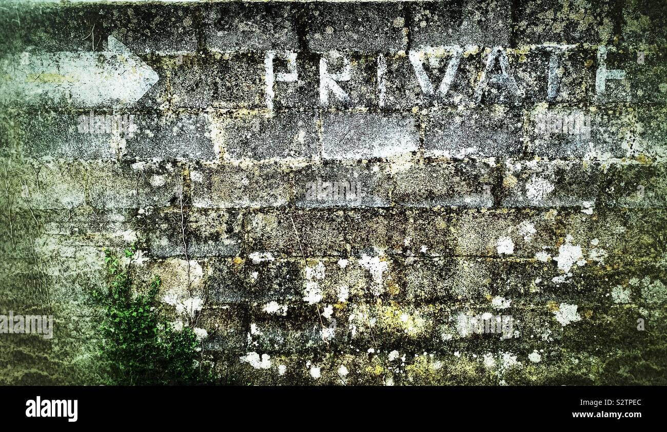 Arrow pointing right to private sign on wall Stock Photo - Alamy