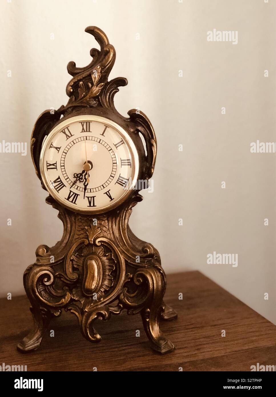 Old antique clock hi-res stock photography and images - Alamy