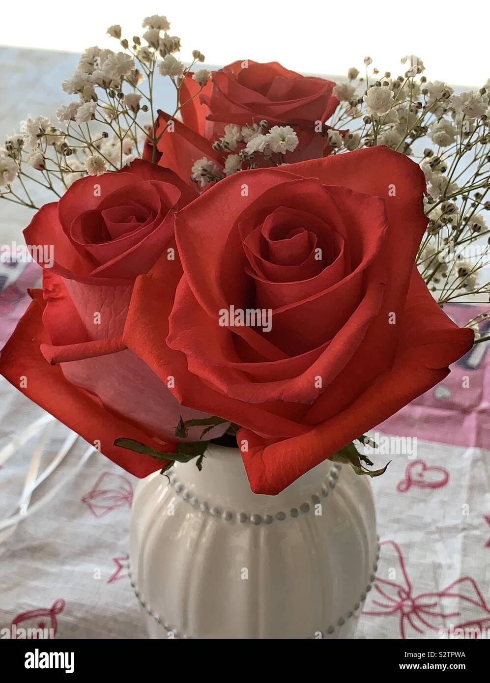 Red roses babys breath hi-res stock photography and images - Alamy