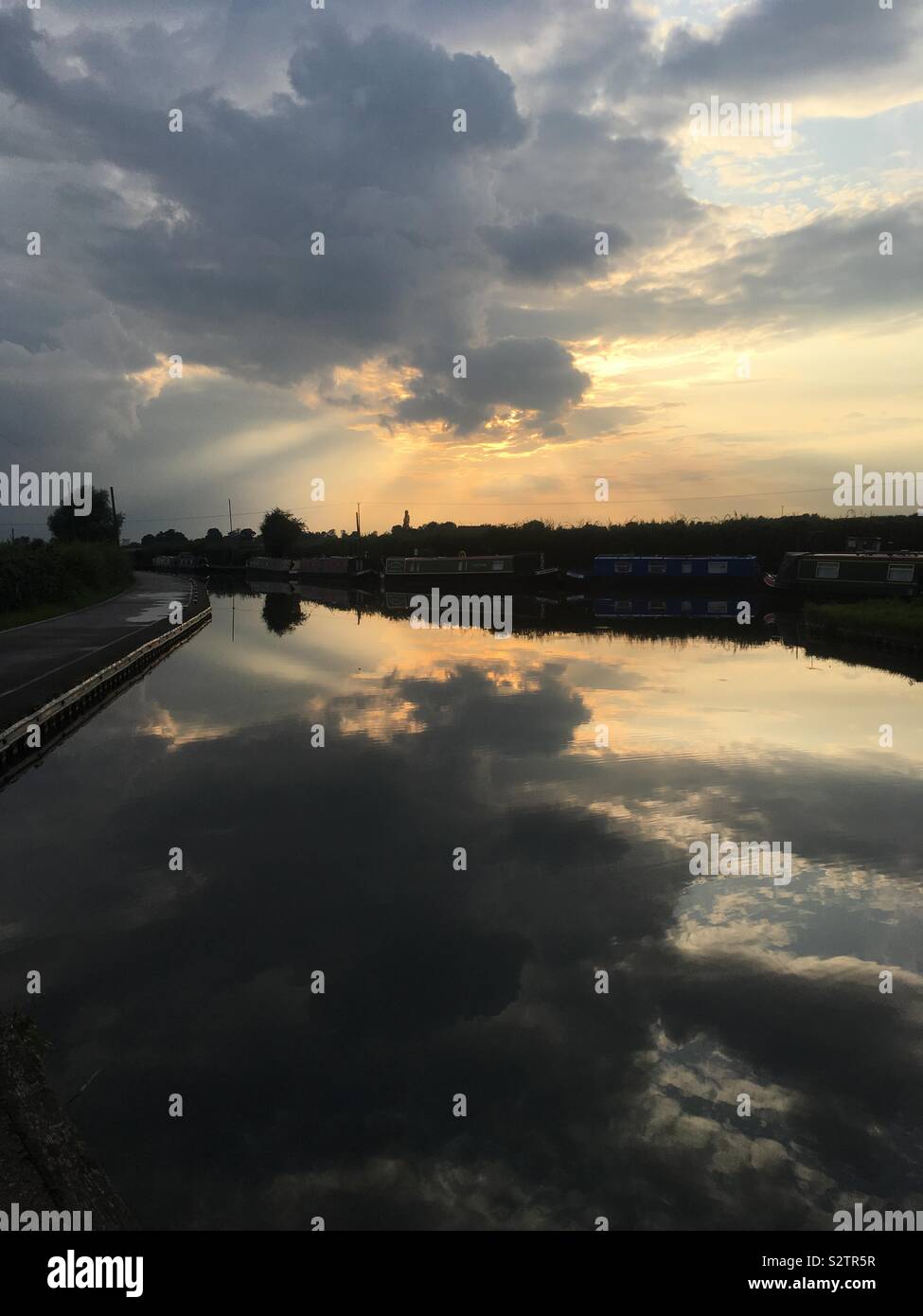 Dusk at Shelton Lock, South Derbyshire, at side of canal Stock Photo ...