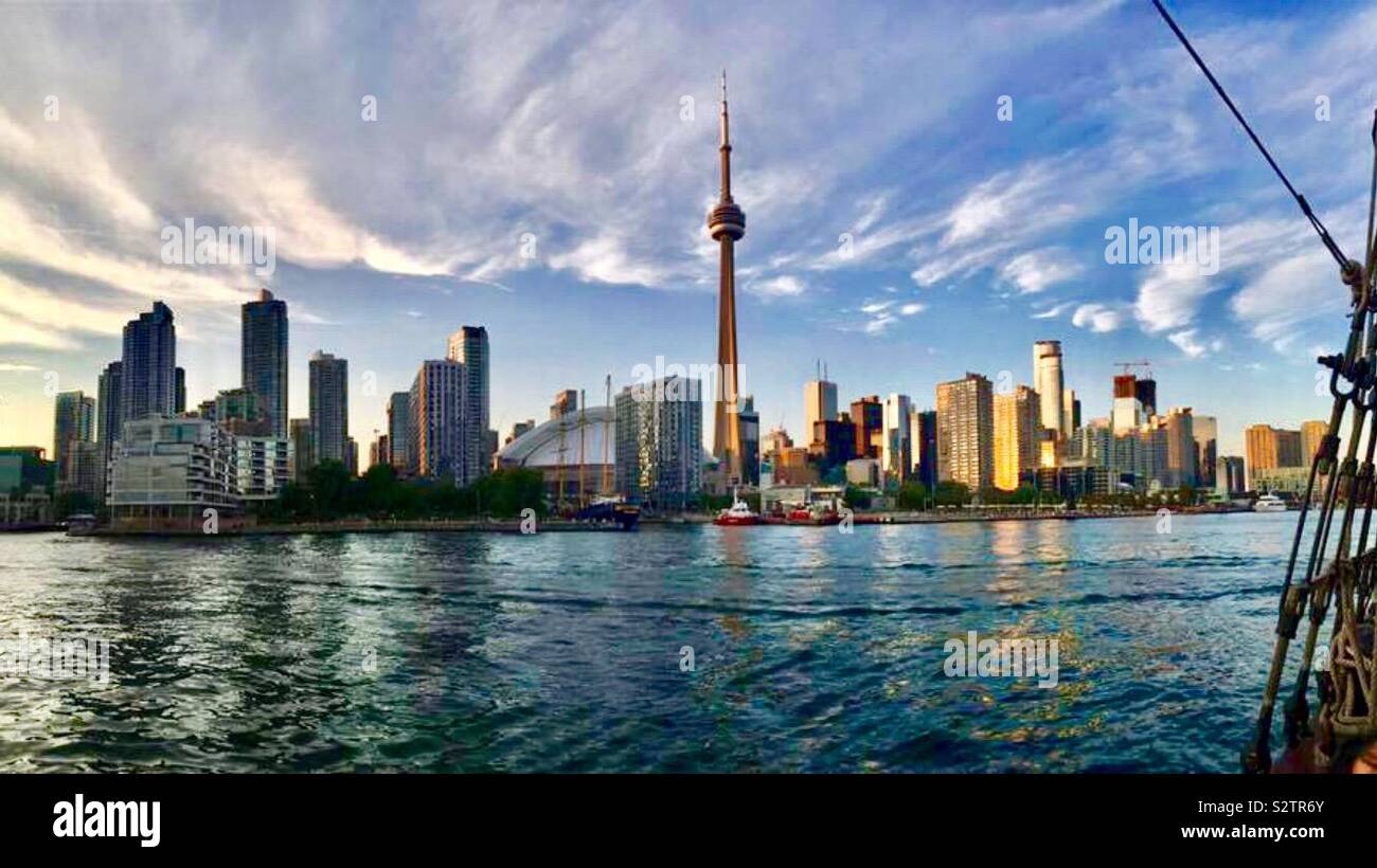 Toronto skyline hi-res stock photography and images - Alamy