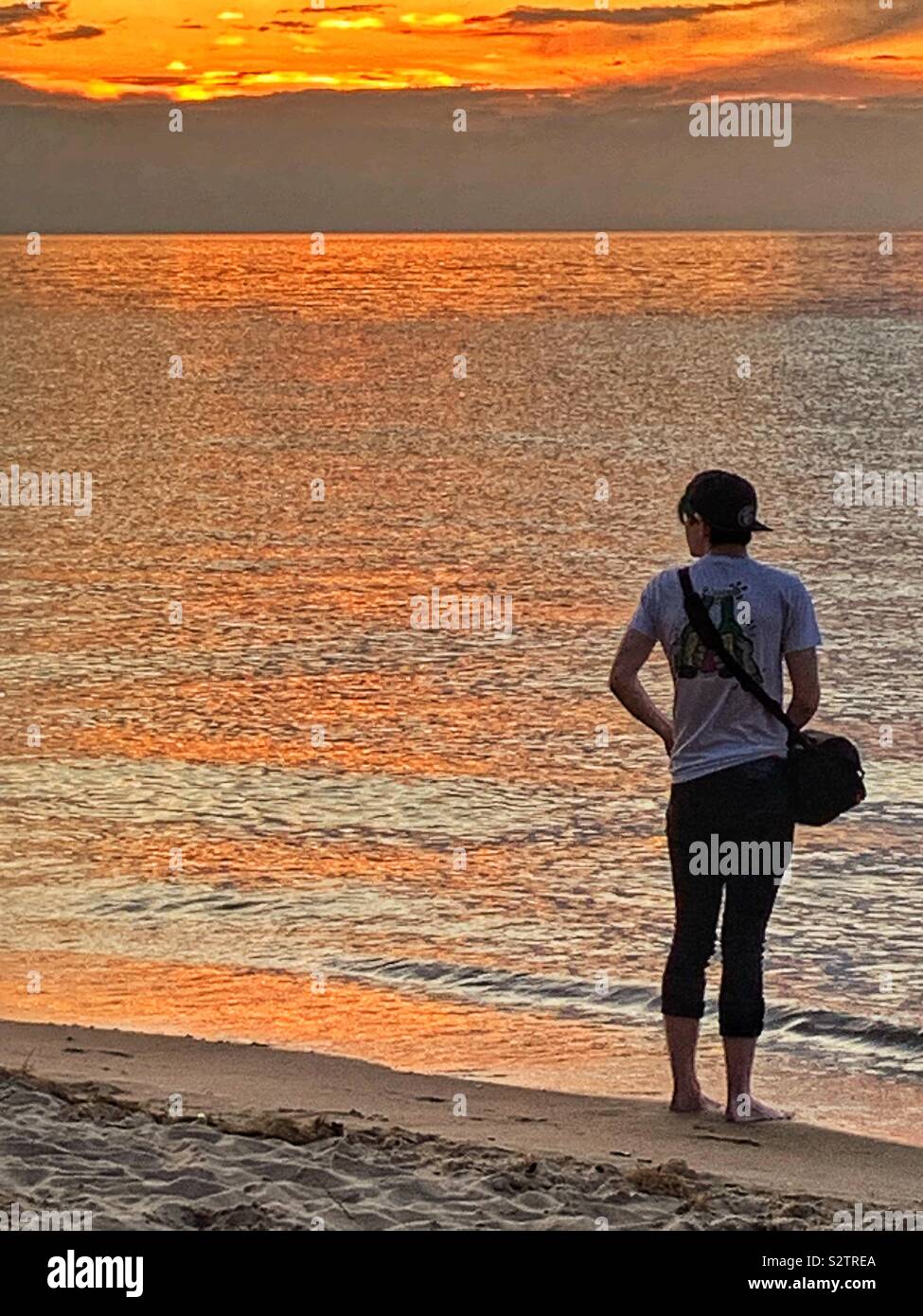 Man looking into the distance hi-res stock photography and images - Alamy