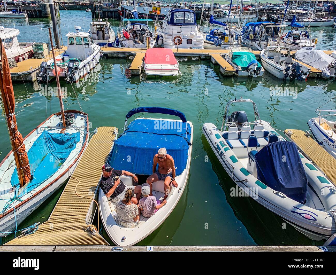 Relaxing boats hi-res stock photography and images - Alamy