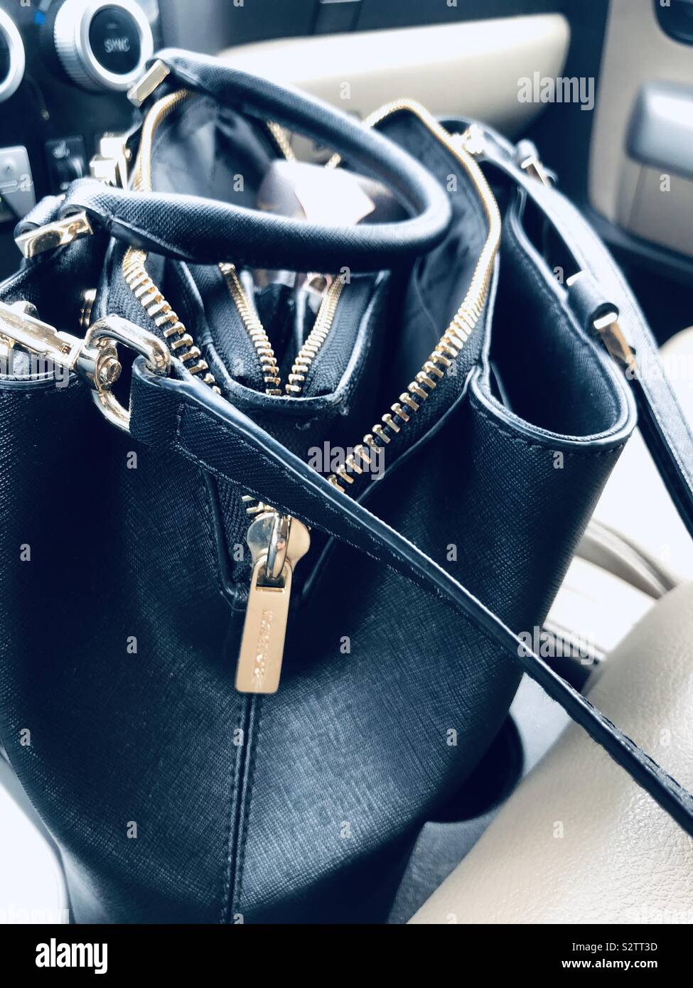 Black designer handbag hi-res stock photography and images - Alamy