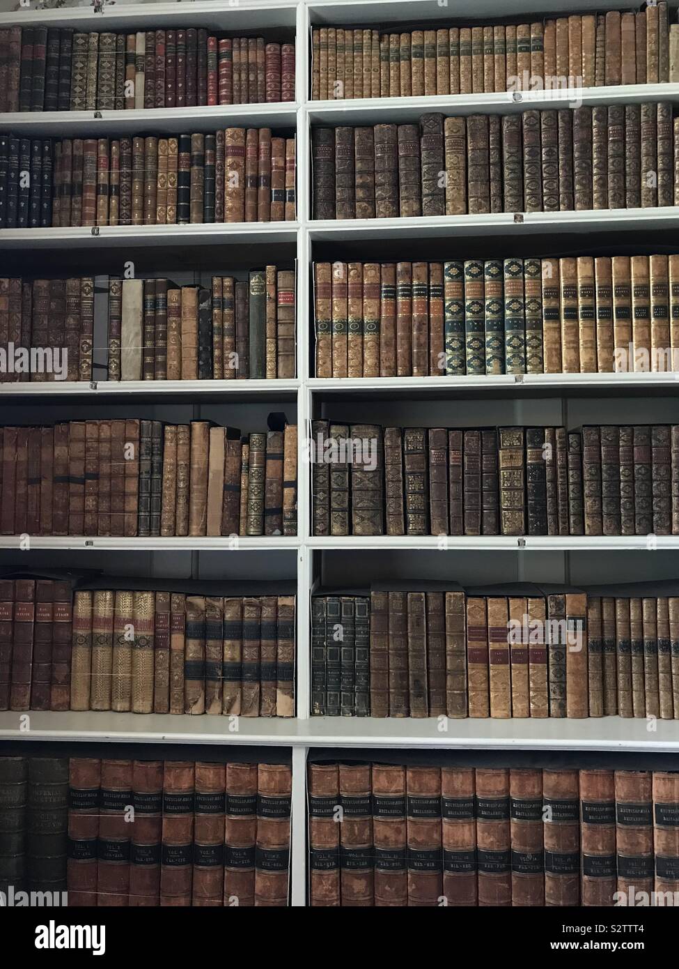 Antique bookcase hi-res stock photography and images - Alamy