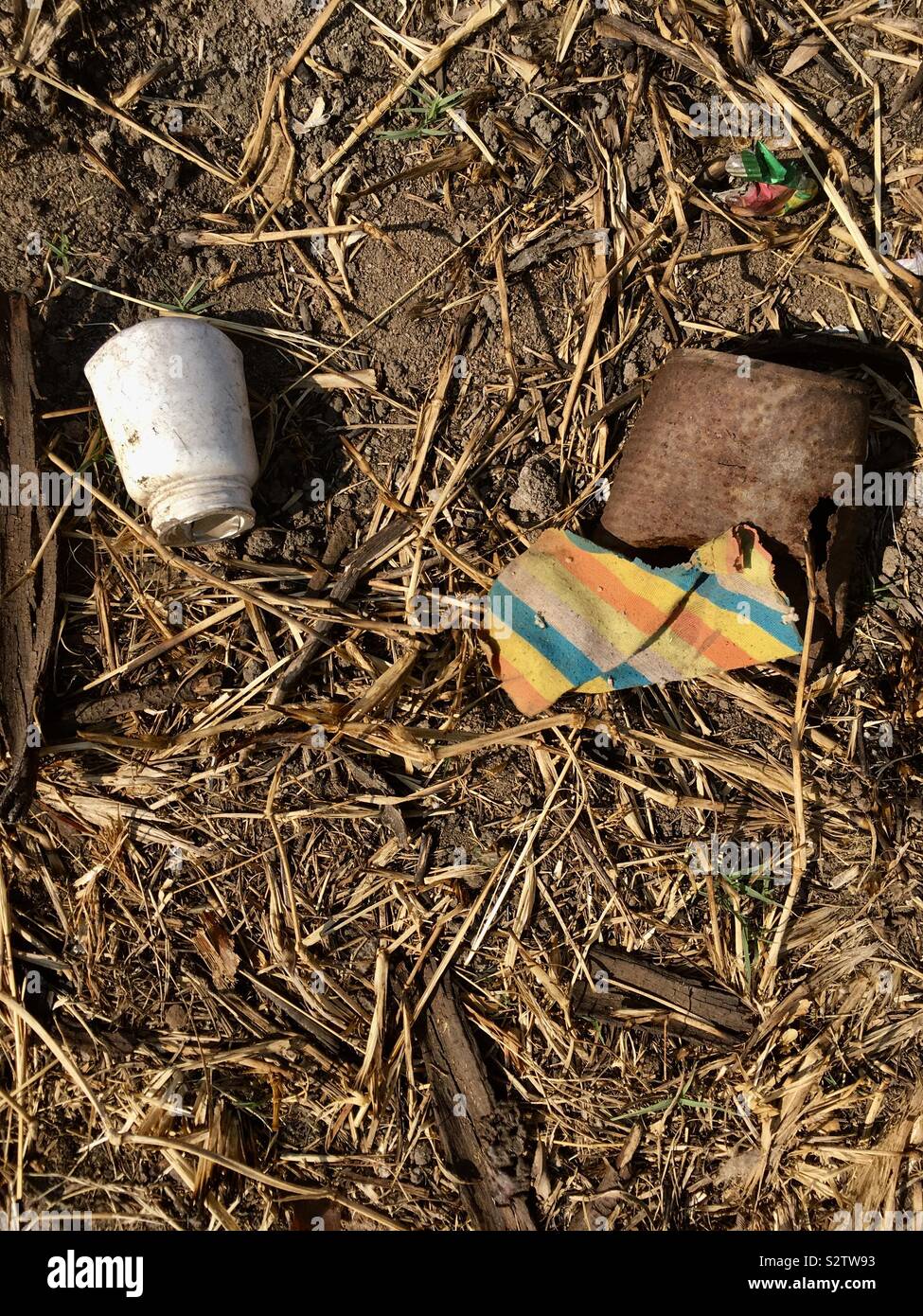 Tin can litter hi-res stock photography and images - Alamy