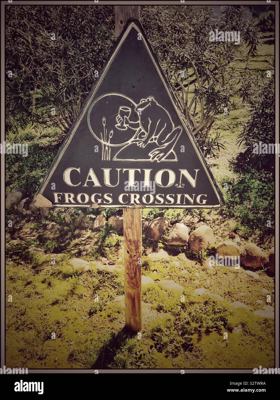 Caution frogs crossing sign hi-res stock photography and images - Alamy