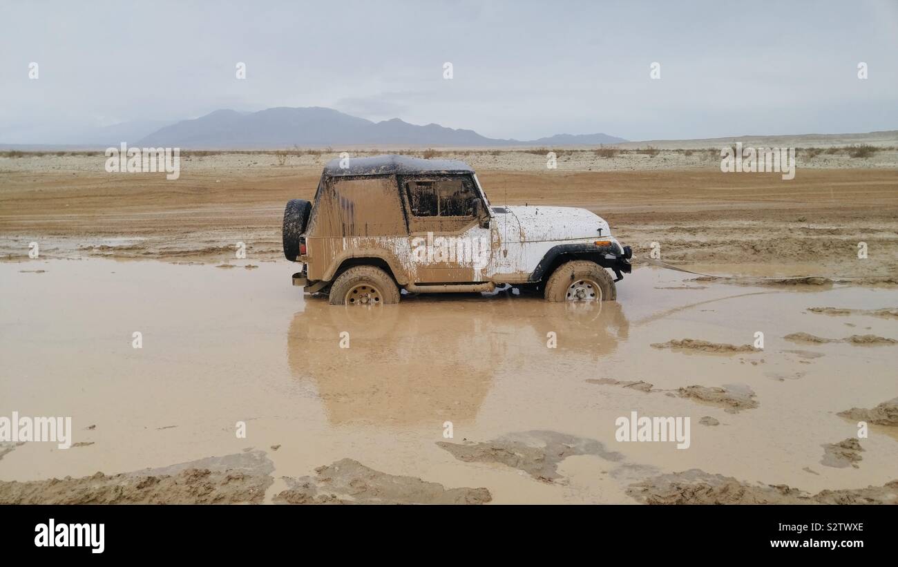 Jeep stuck in mud hi-res stock photography and images - Alamy