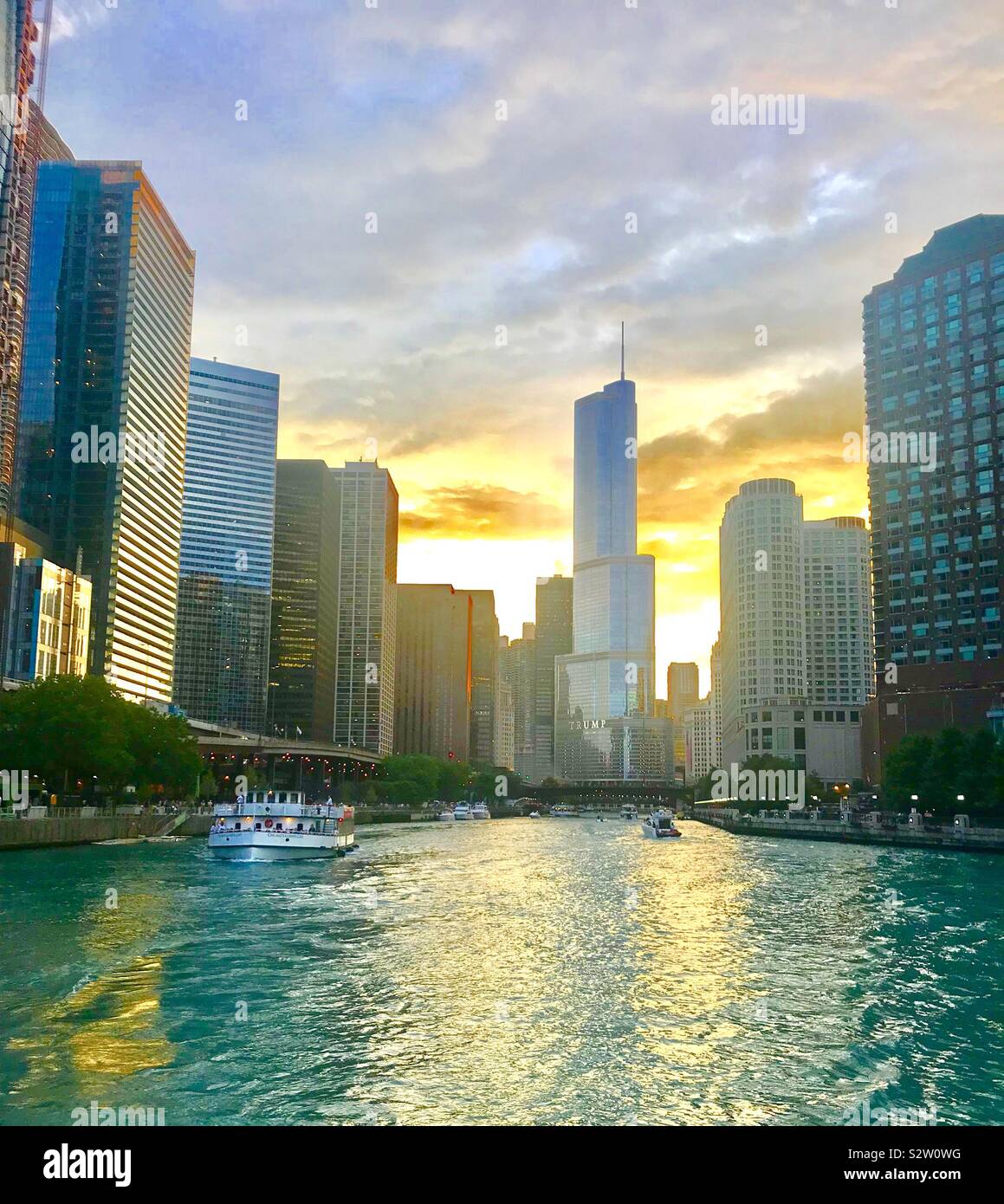 Chicago Boat Sunset High Resolution Stock Photography and Images - Alamy