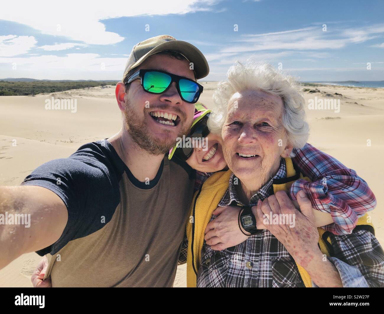 Family smiling beach hi-res stock photography and images - Alamy