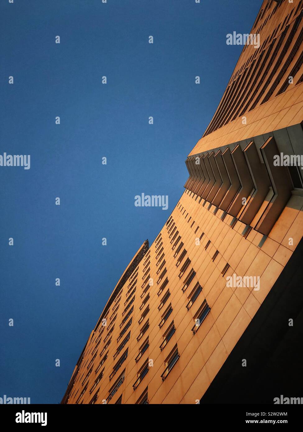 Modern high rise block hi-res stock photography and images - Alamy