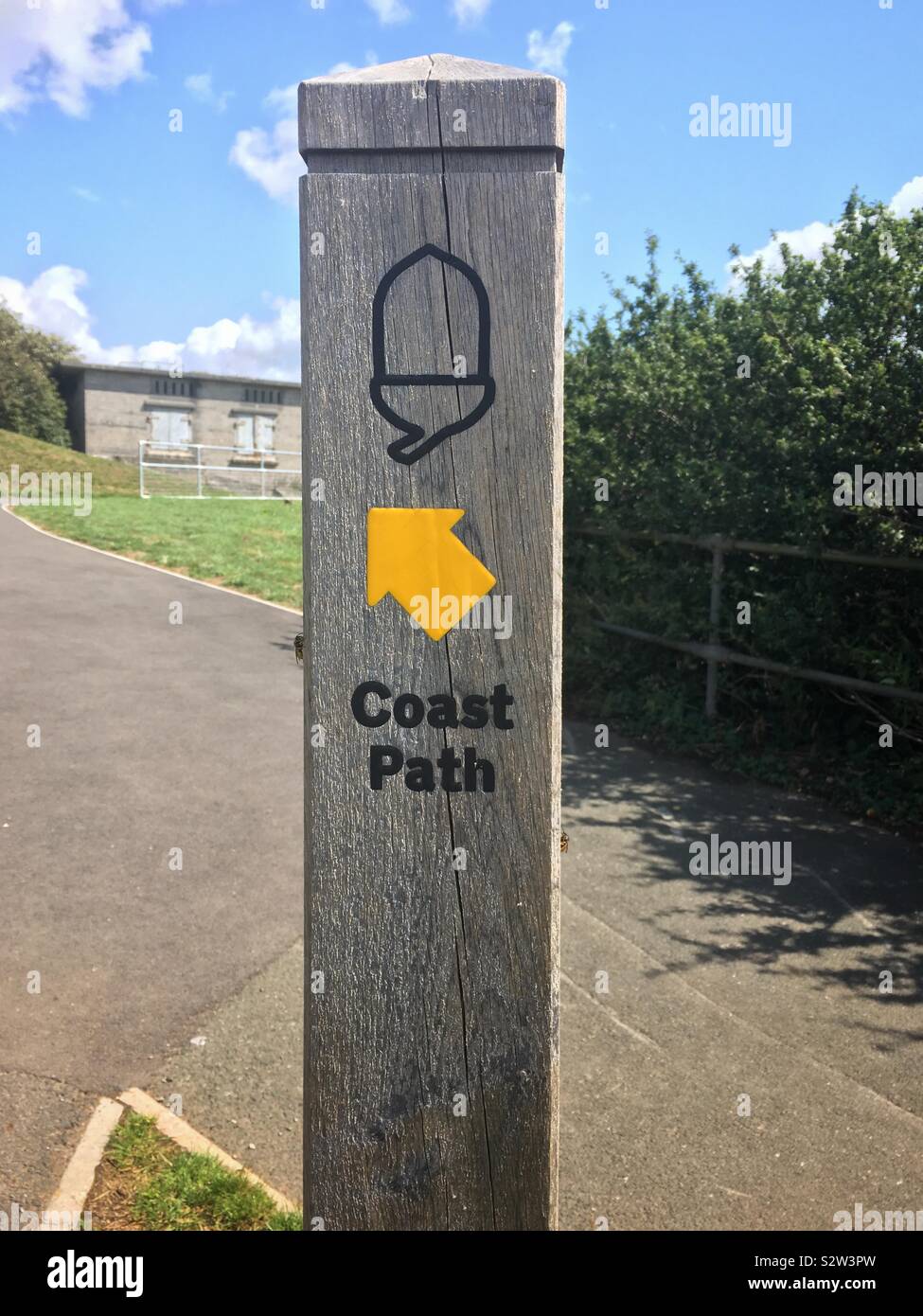 Wood bollard pathway hi-res stock photography and images - Alamy