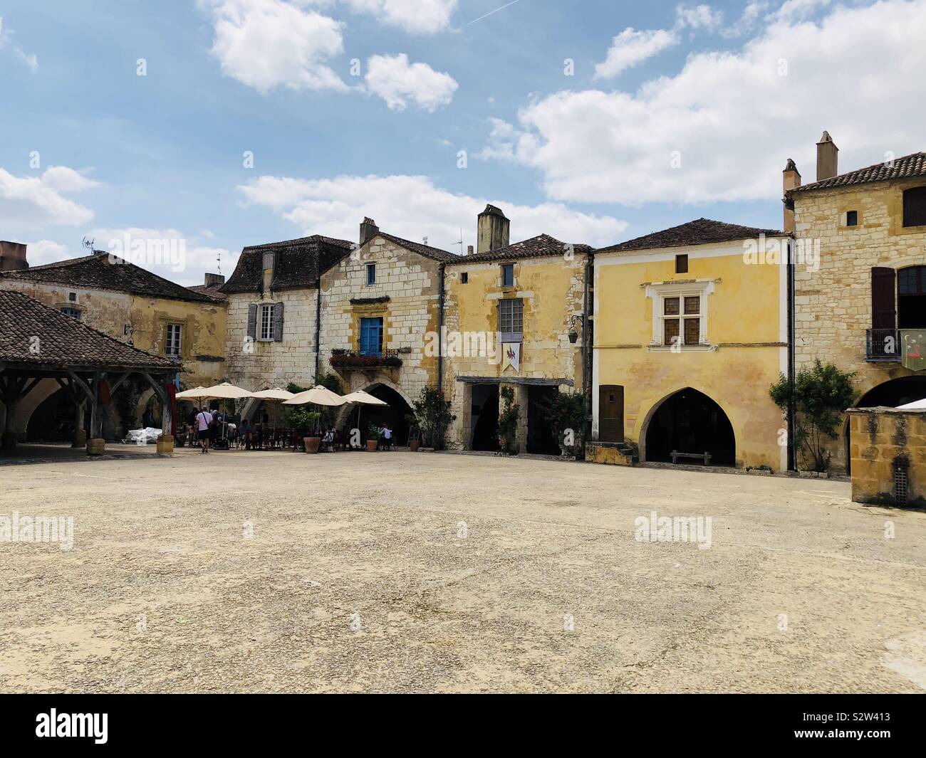Medieval buildings in the bastide town of monpazier in France Stock ...