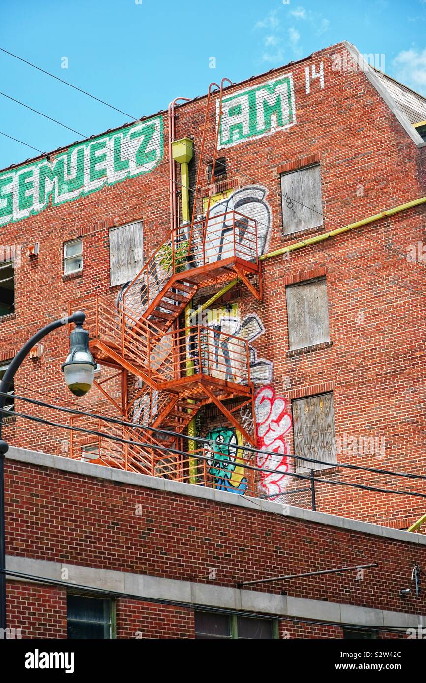 Fire escape graffiti hi-res stock photography and images - Alamy