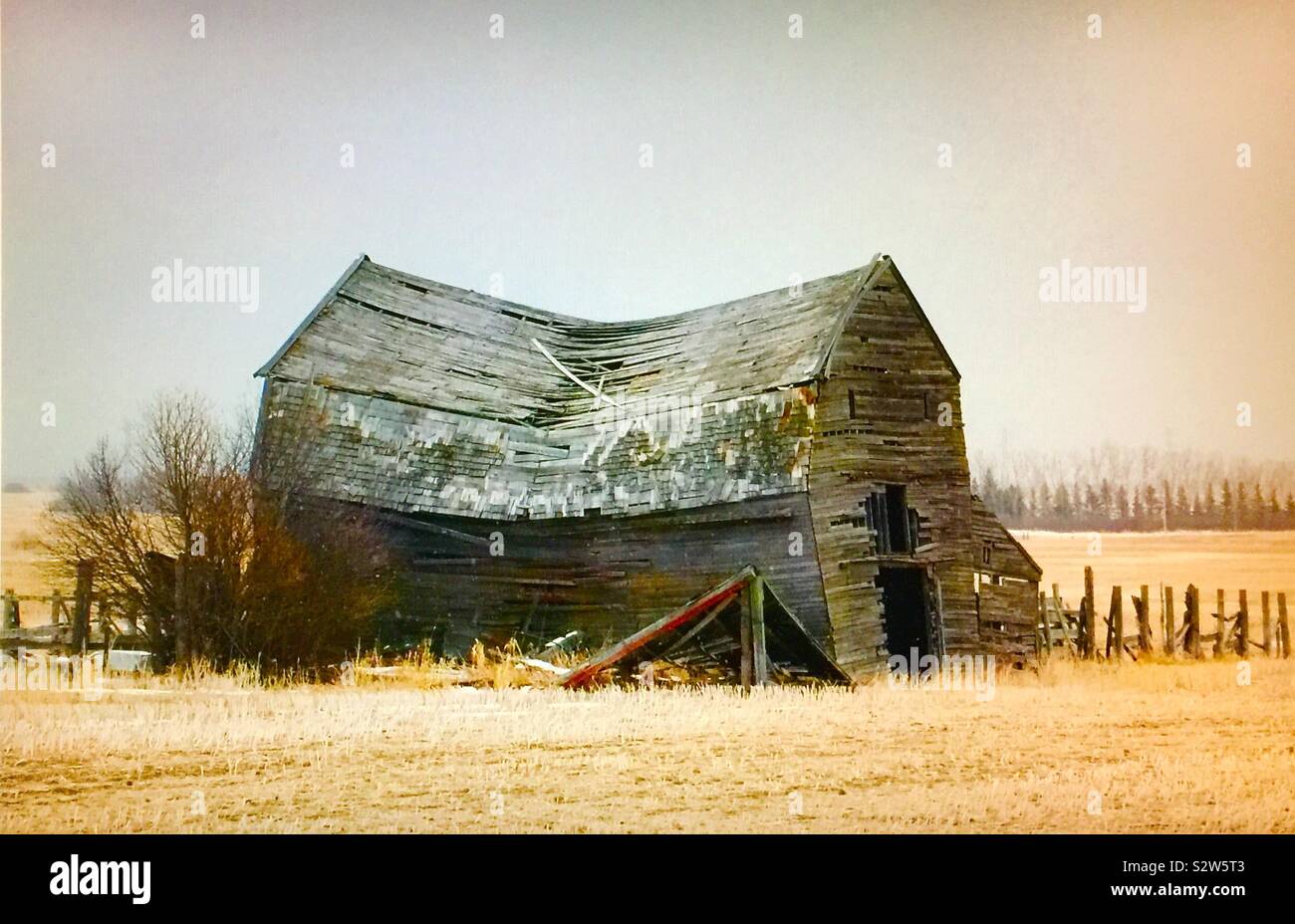 Old swayback barn Stock Photo - Alamy