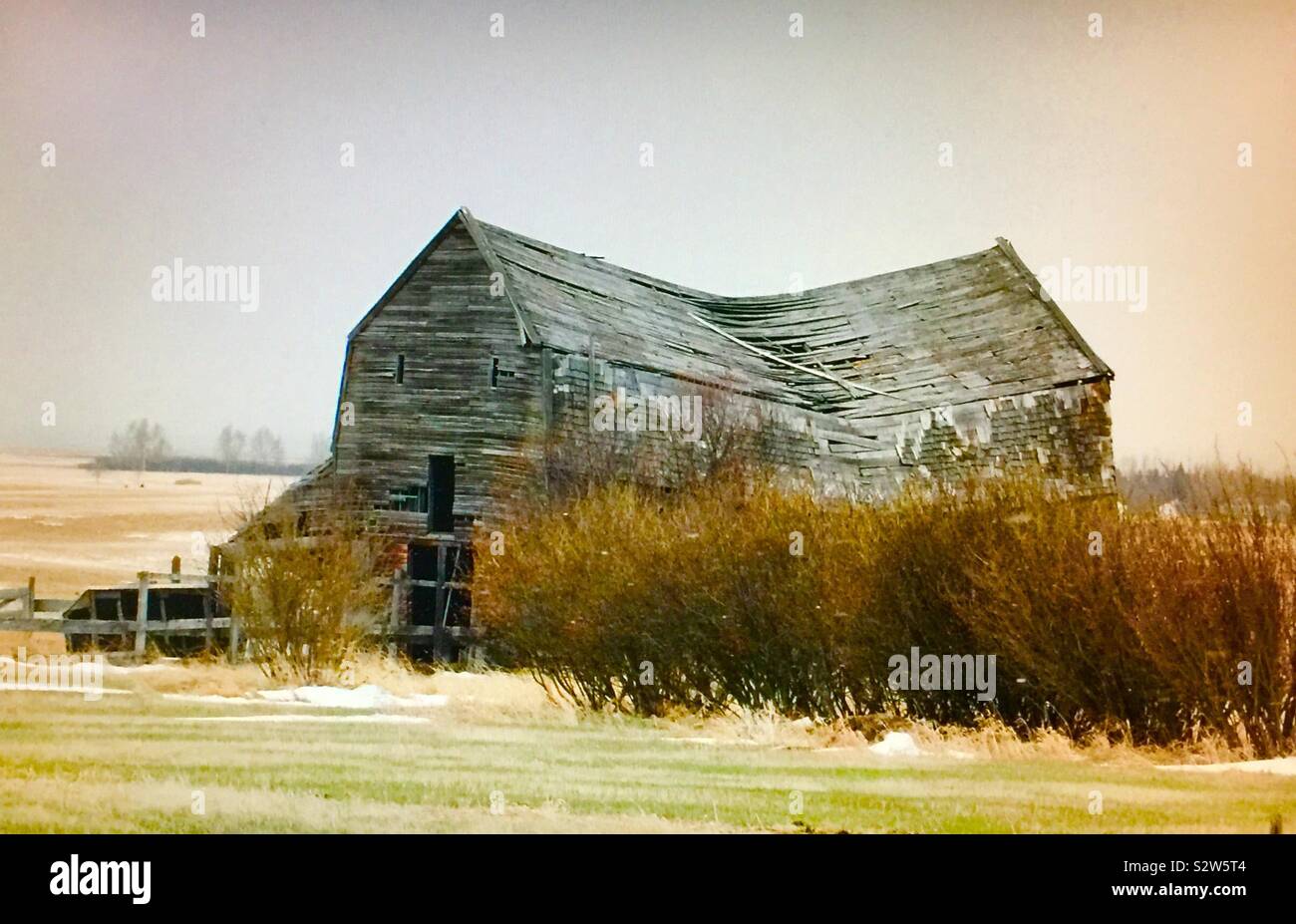 Old swayback barn Stock Photo - Alamy