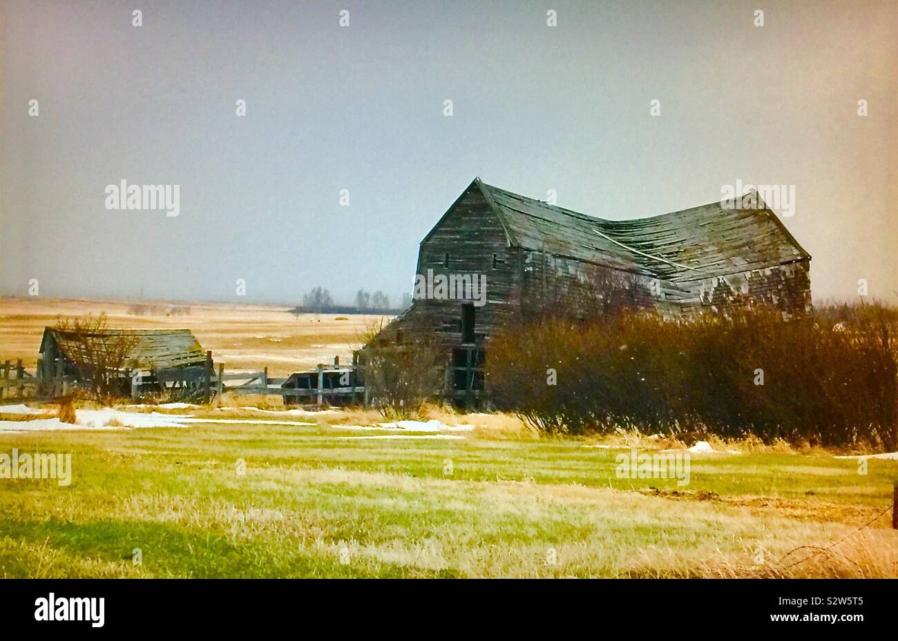 Old swayback barn Stock Photo - Alamy