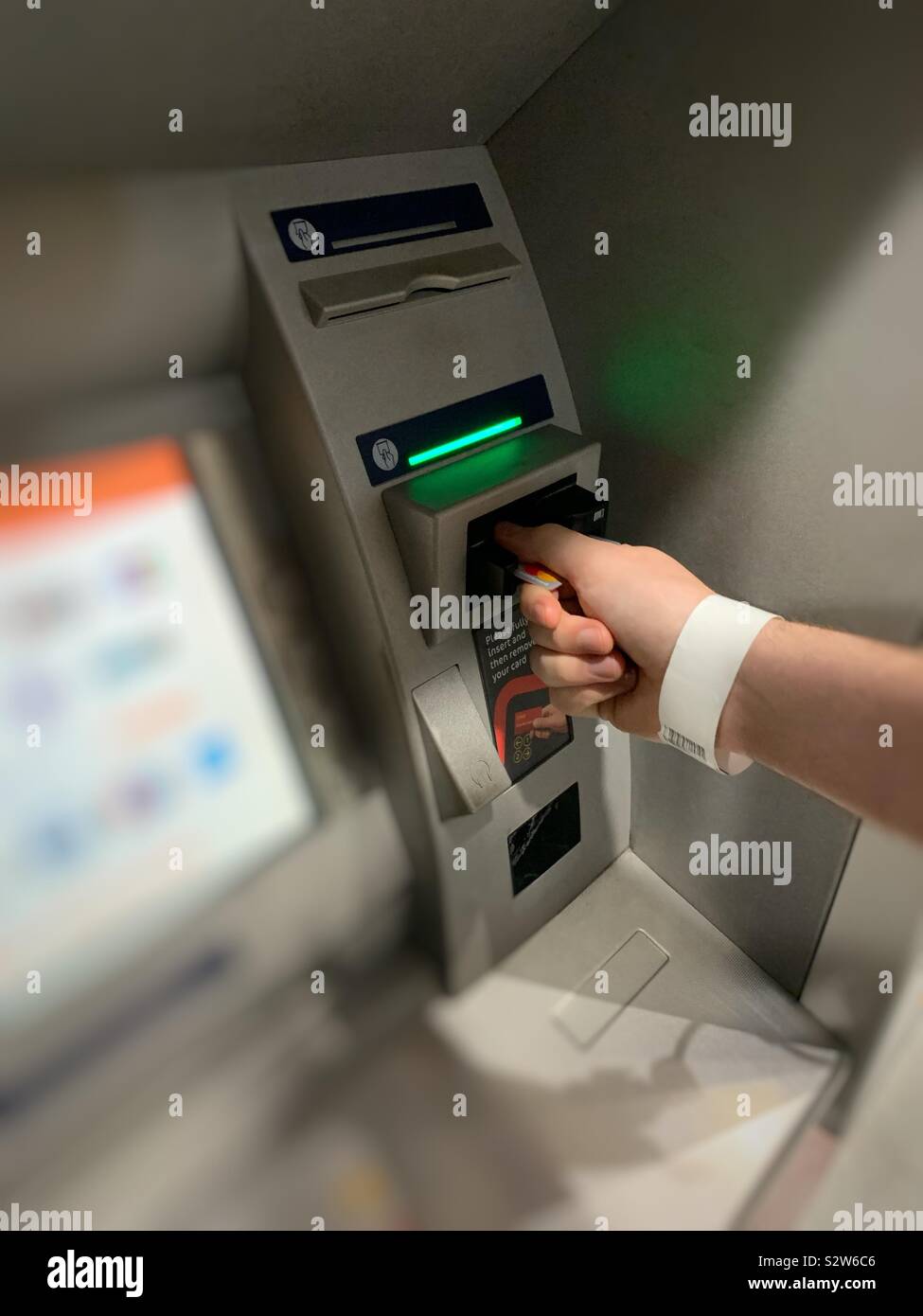 Person at atm hi-res stock photography and images - Alamy